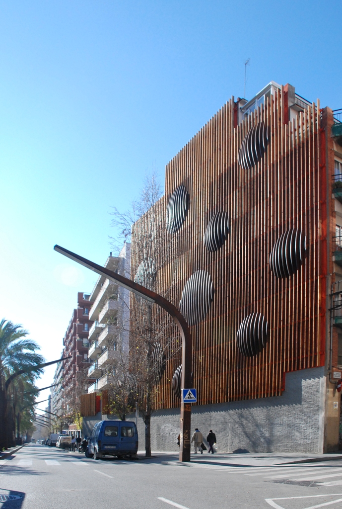 Refurbishment of an Urban Wall in Barcelona | David Bravo Salva | Archello