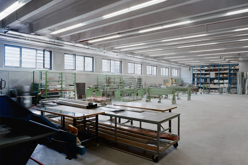 Gallery of Workshop building for the roofing company Willy A. Loew AG ...