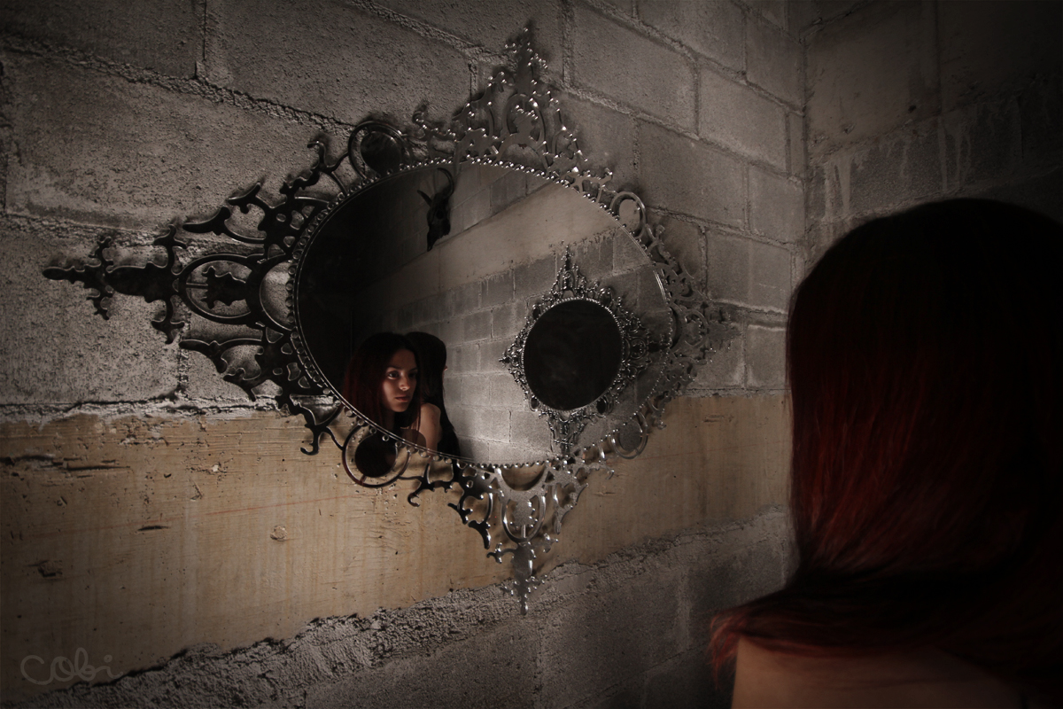 Exploited Mirror Ornaments por Kob and Co | Archello