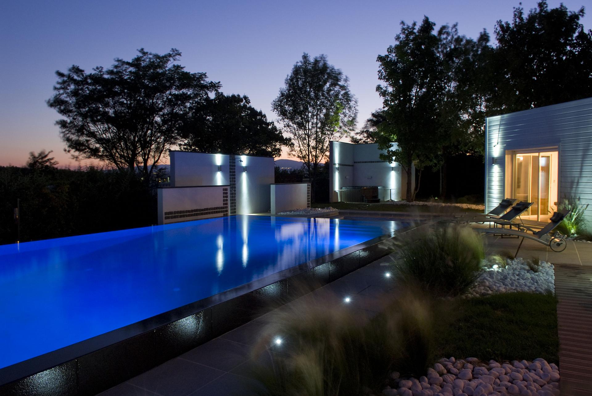 Mirror swimming pool by Carre Bleu International | Archello