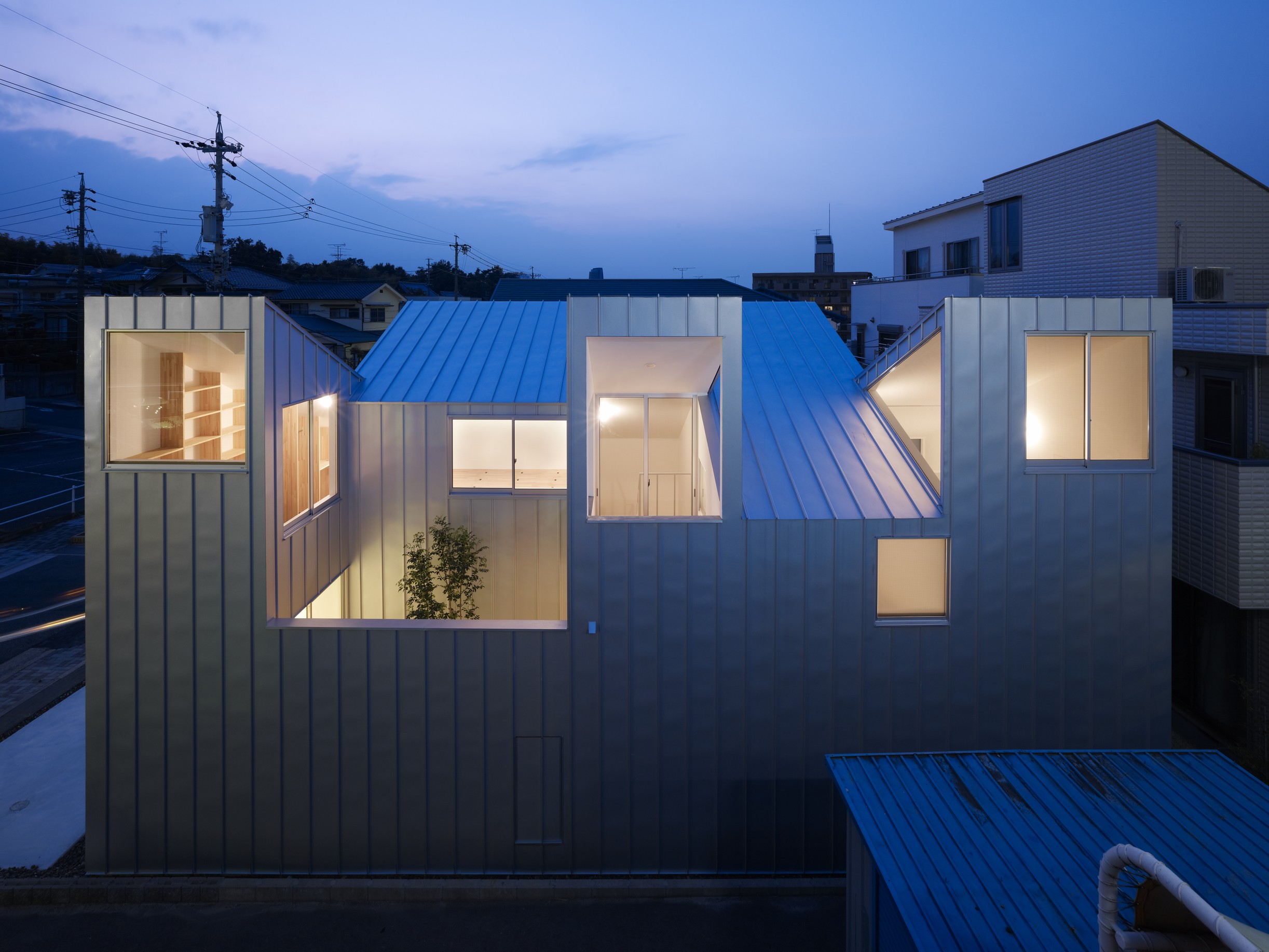 Complex house | Tomohiro Hata Architect and Associates | Archello