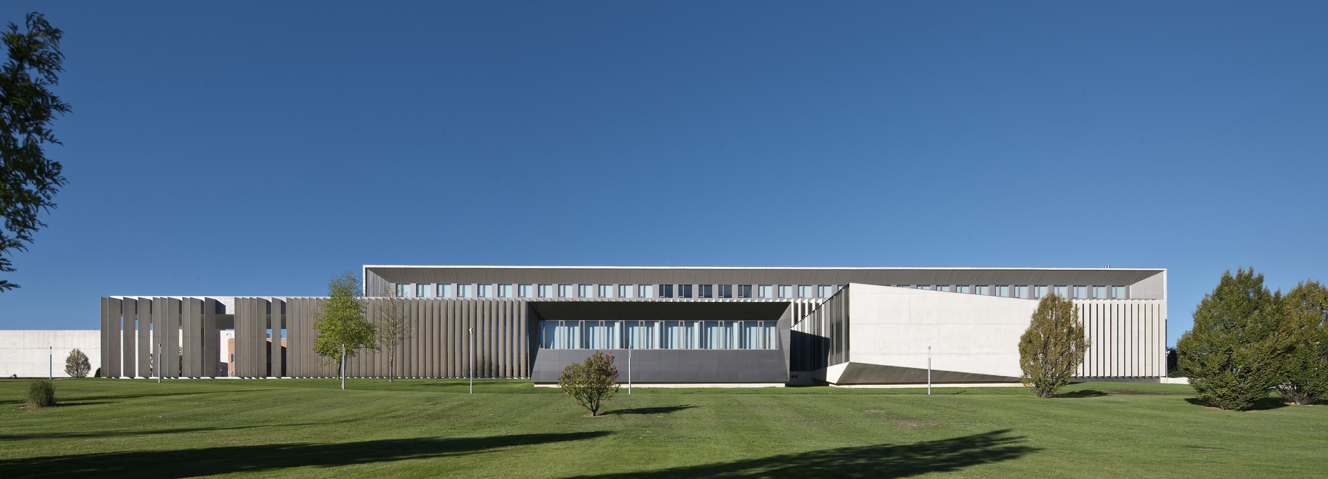 Economics building of the University of Navarra | Otxotorena ...