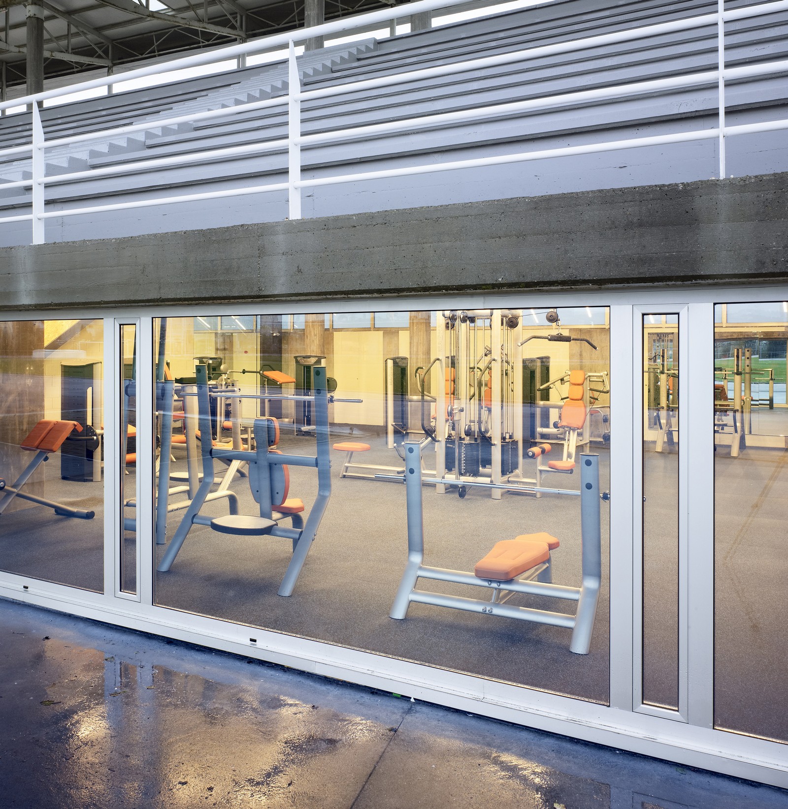 UDC GYMNASIUM UNDER STANDS | GLF arquitectos (Gil Lago Fidalgo ...