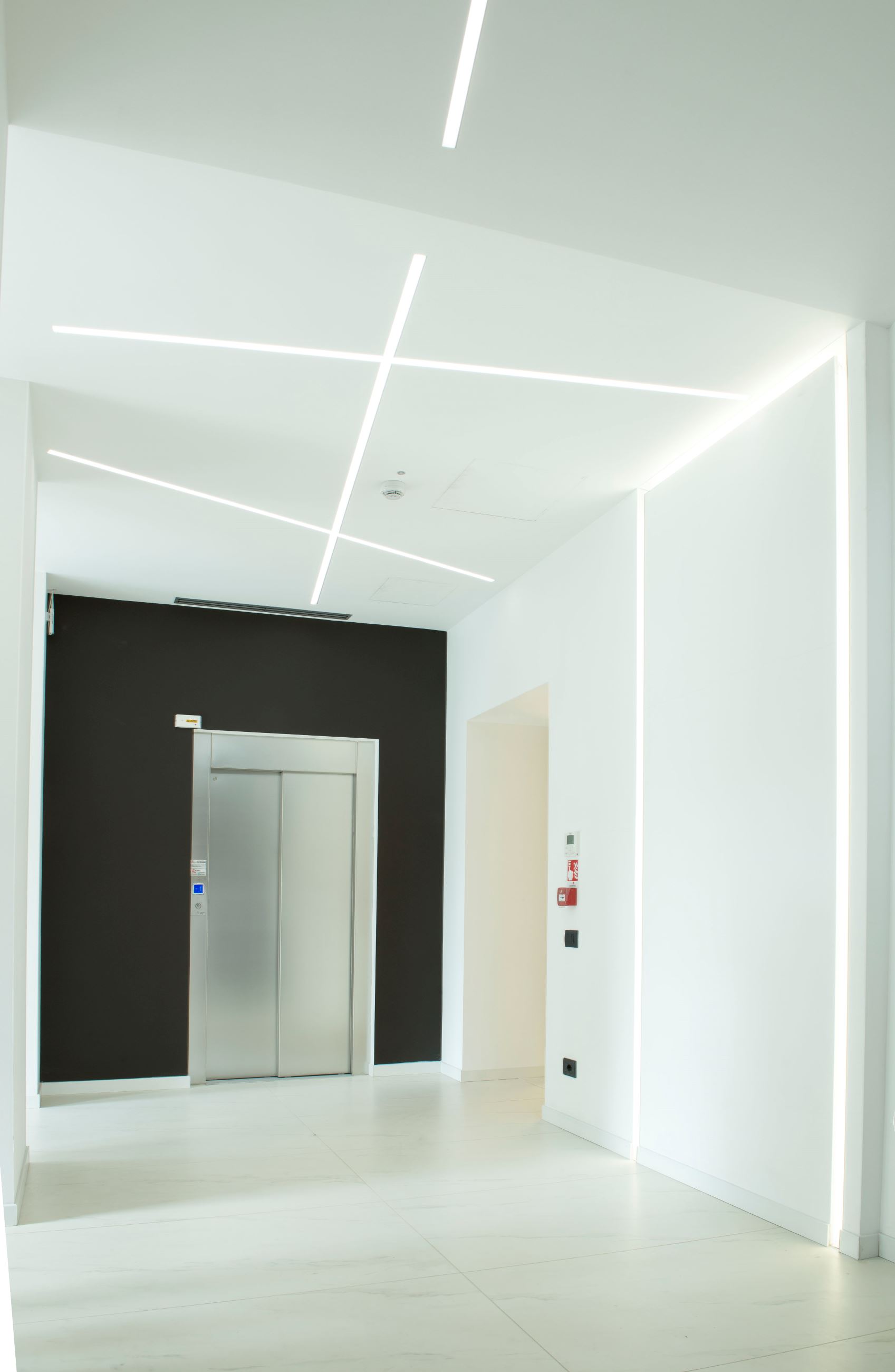 Discover Linear lighting Offices Design Ideas and Pictures | Archello