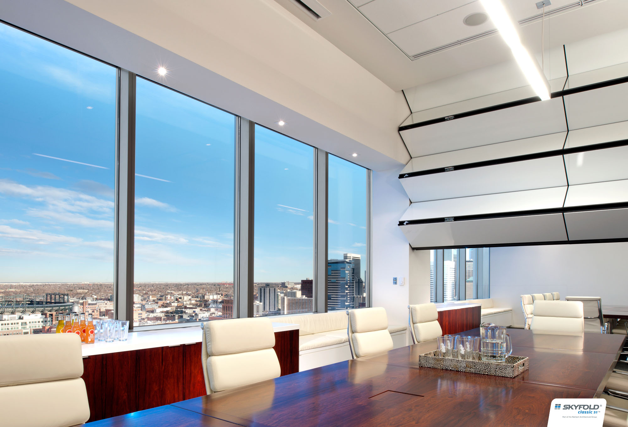 Electric vertical wall system Skyfold por Espero BV | Archello