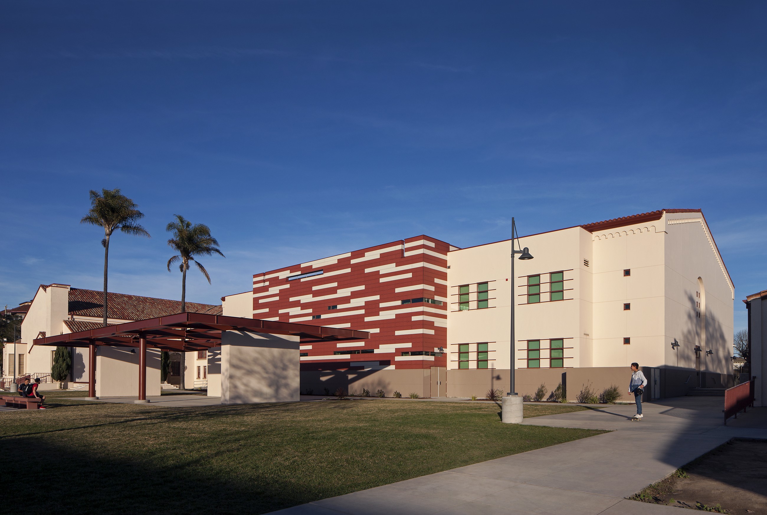 Santa Maria HS classroom building | Rachlin Partners | Archello