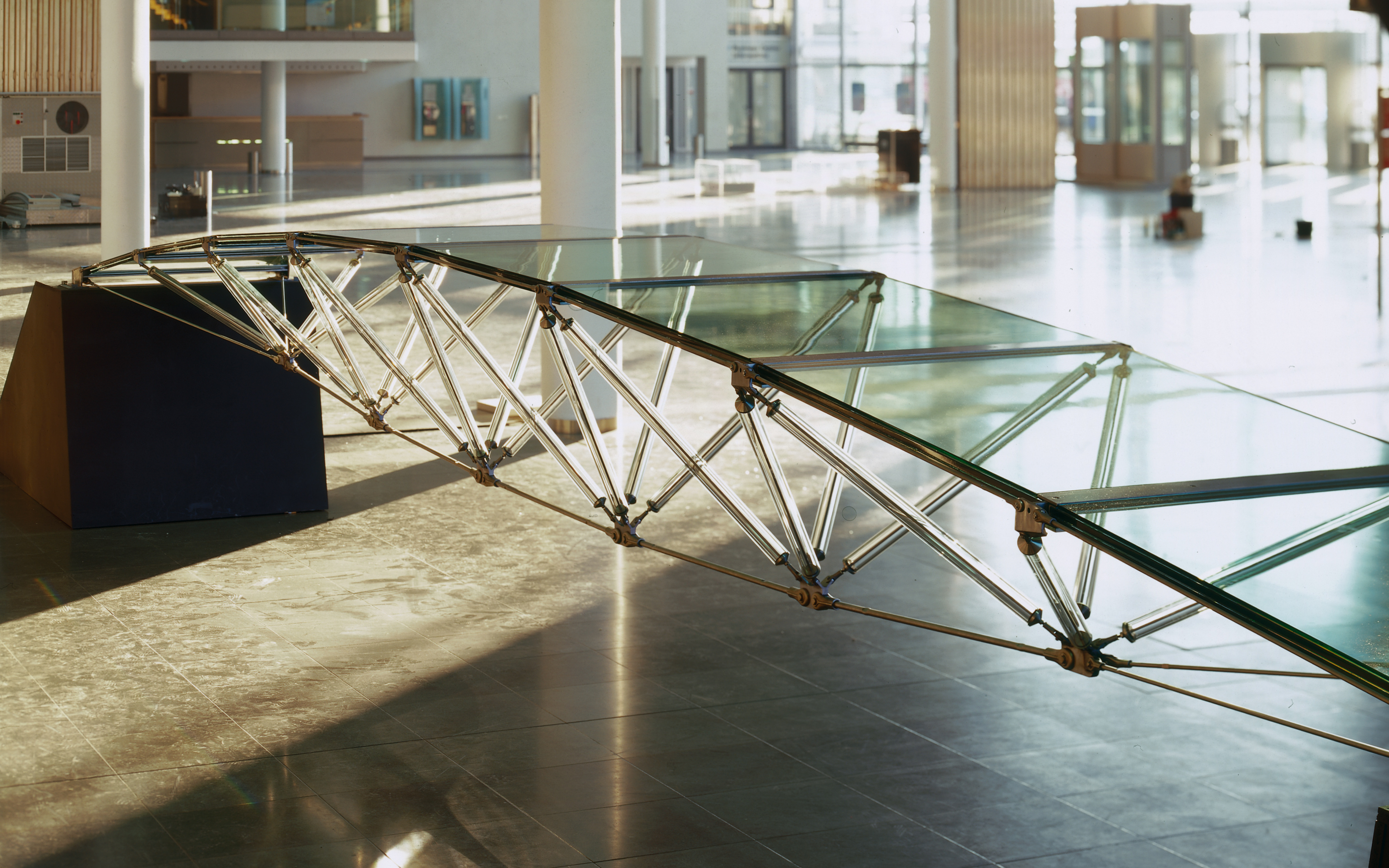 Glass Tube Bridge par {marque} | Archello