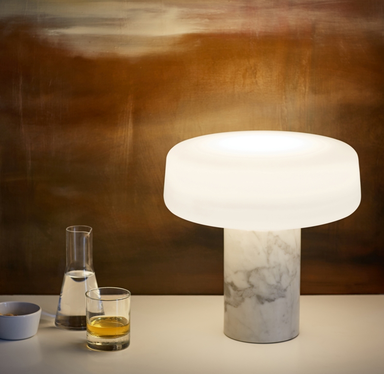 Carrara Marble Table Light por Terence Woodgate | Archello