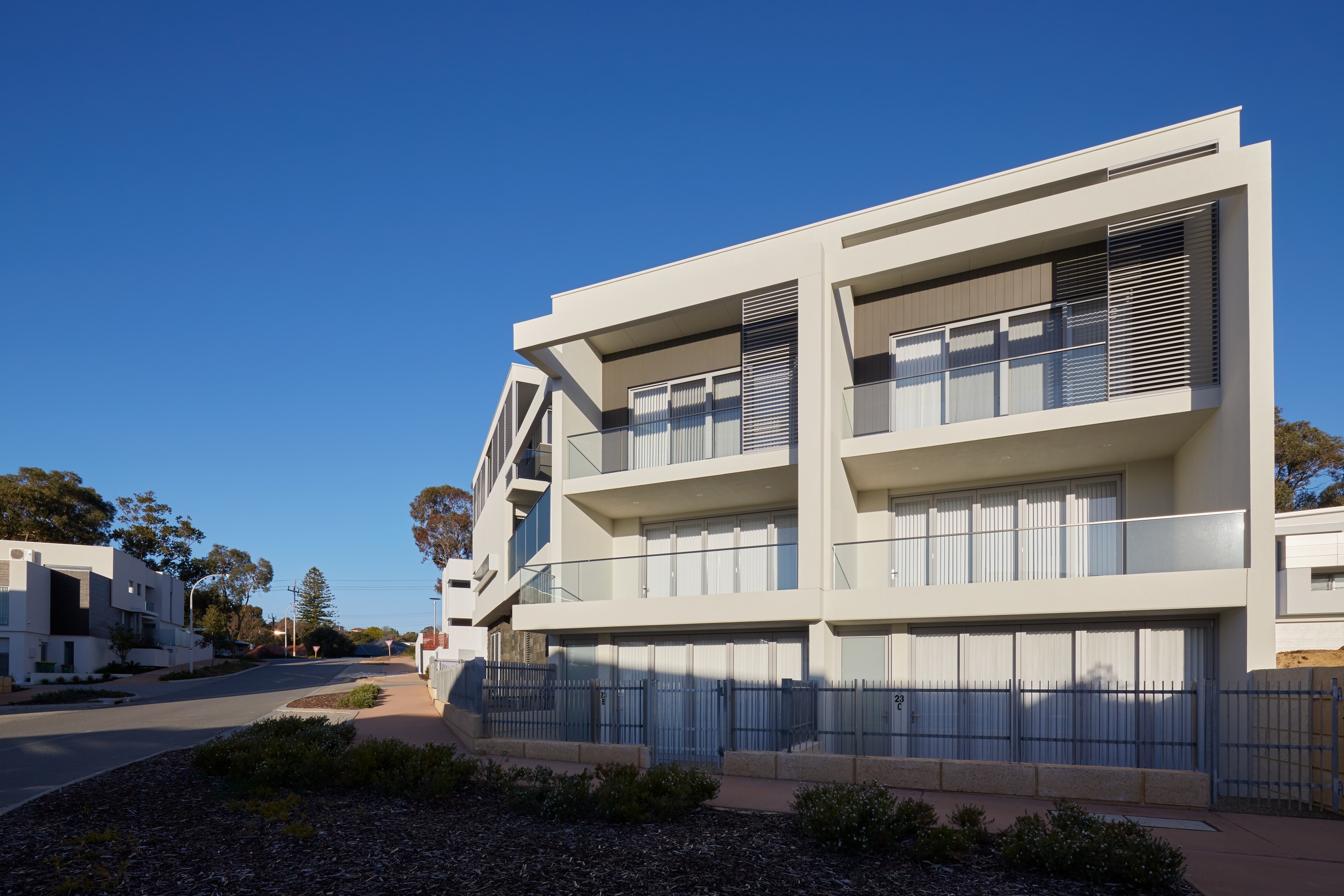 Perry Lakes Townhouses T1/ T2 | DOUGLAS MARK BLACK PHOTOGRAPHY | Archello