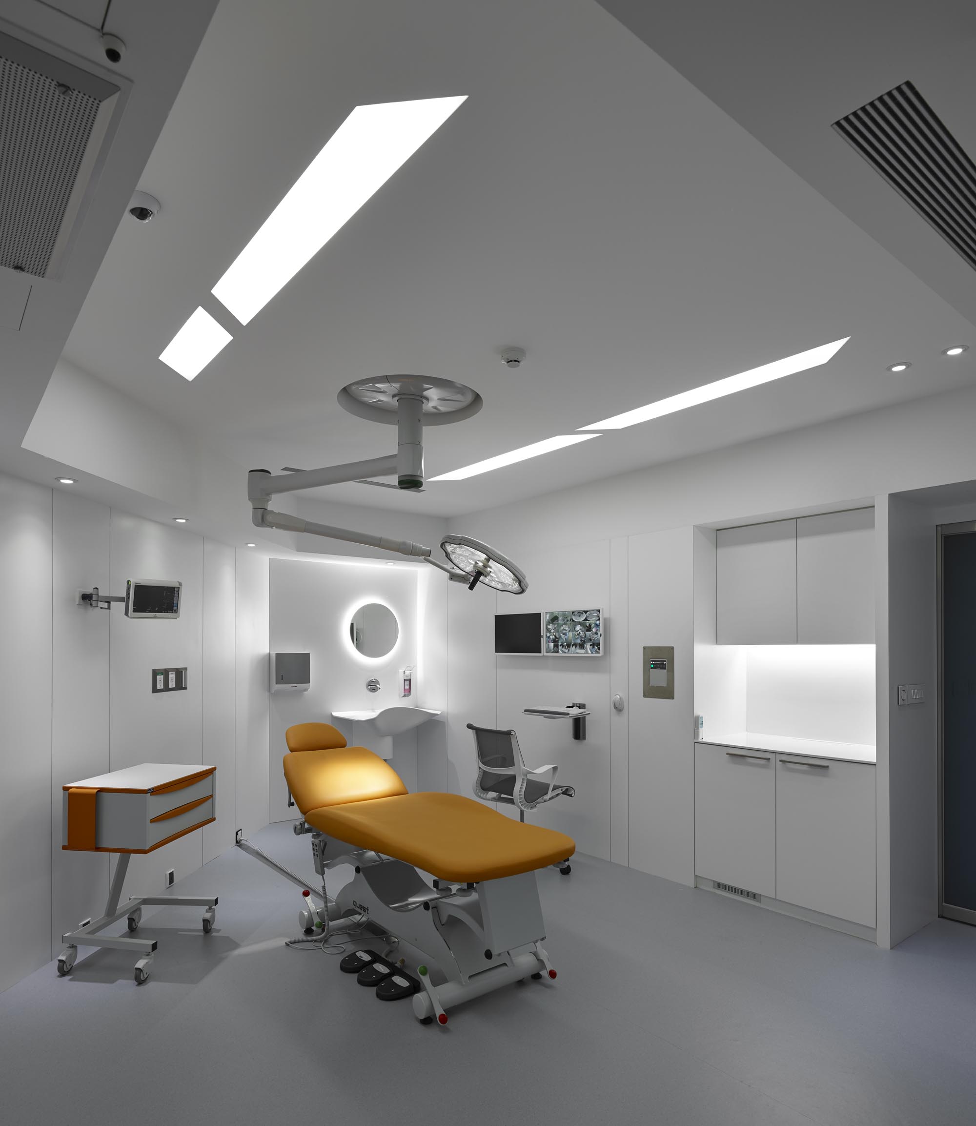 Gallery of Cosmetic surgery clinic | Waterfrom Design | Media - 13