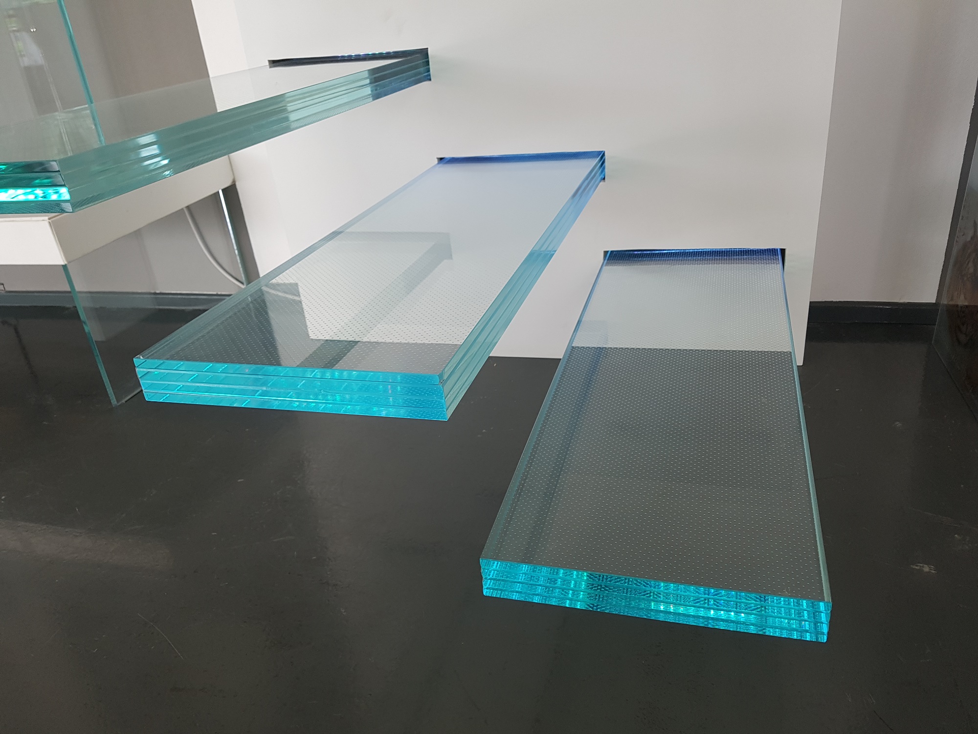CANTILEVER HIGH RESISTANCE GLASS STEPS per VETRARIA IMAGNA | Archello