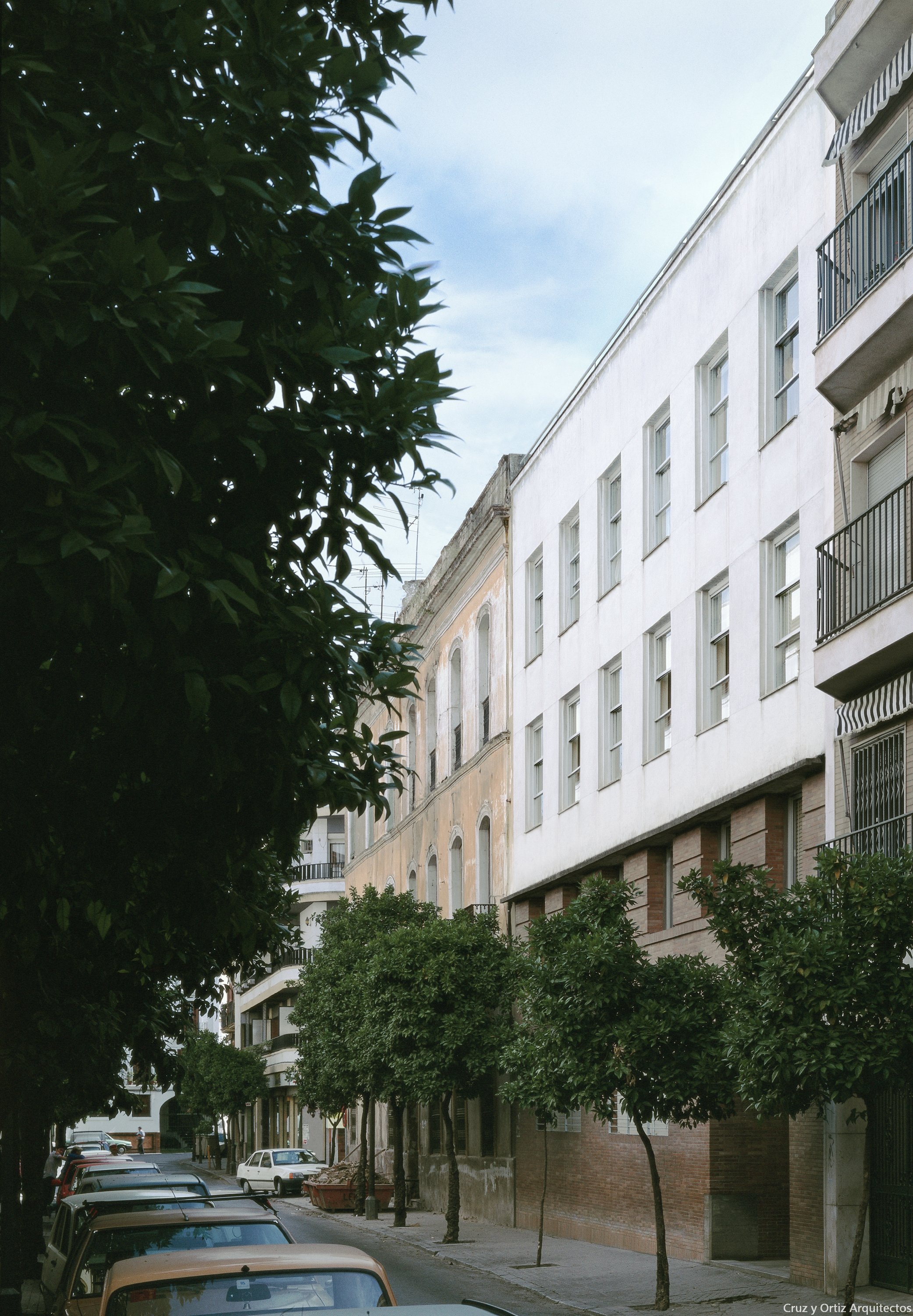 Residential on Doña Maria Coronel Street | Cruz y Ortiz arquitectos ...