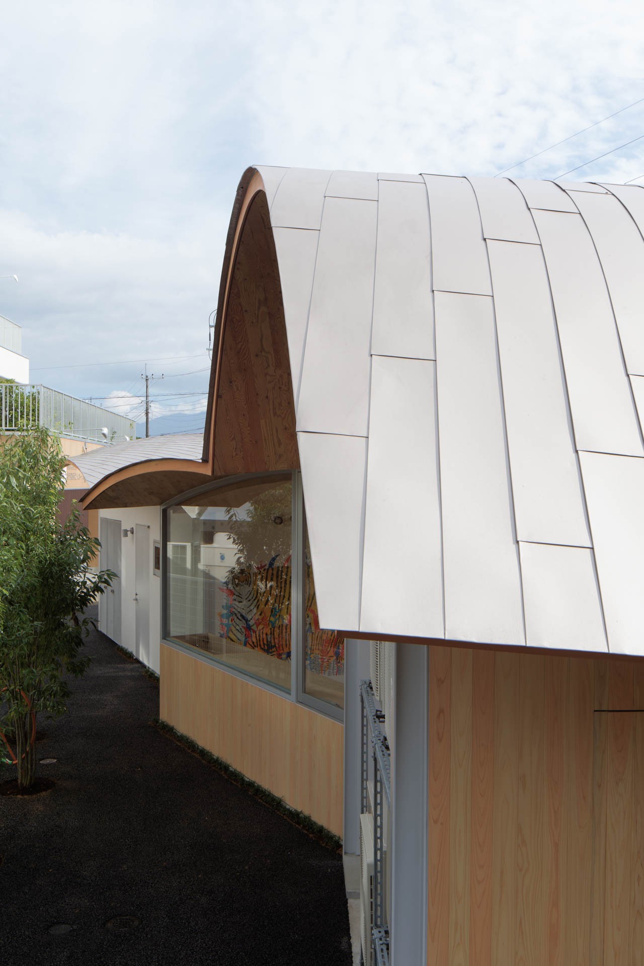 Gallery of Toranoko Nursery - A small nursery with a big roof ...