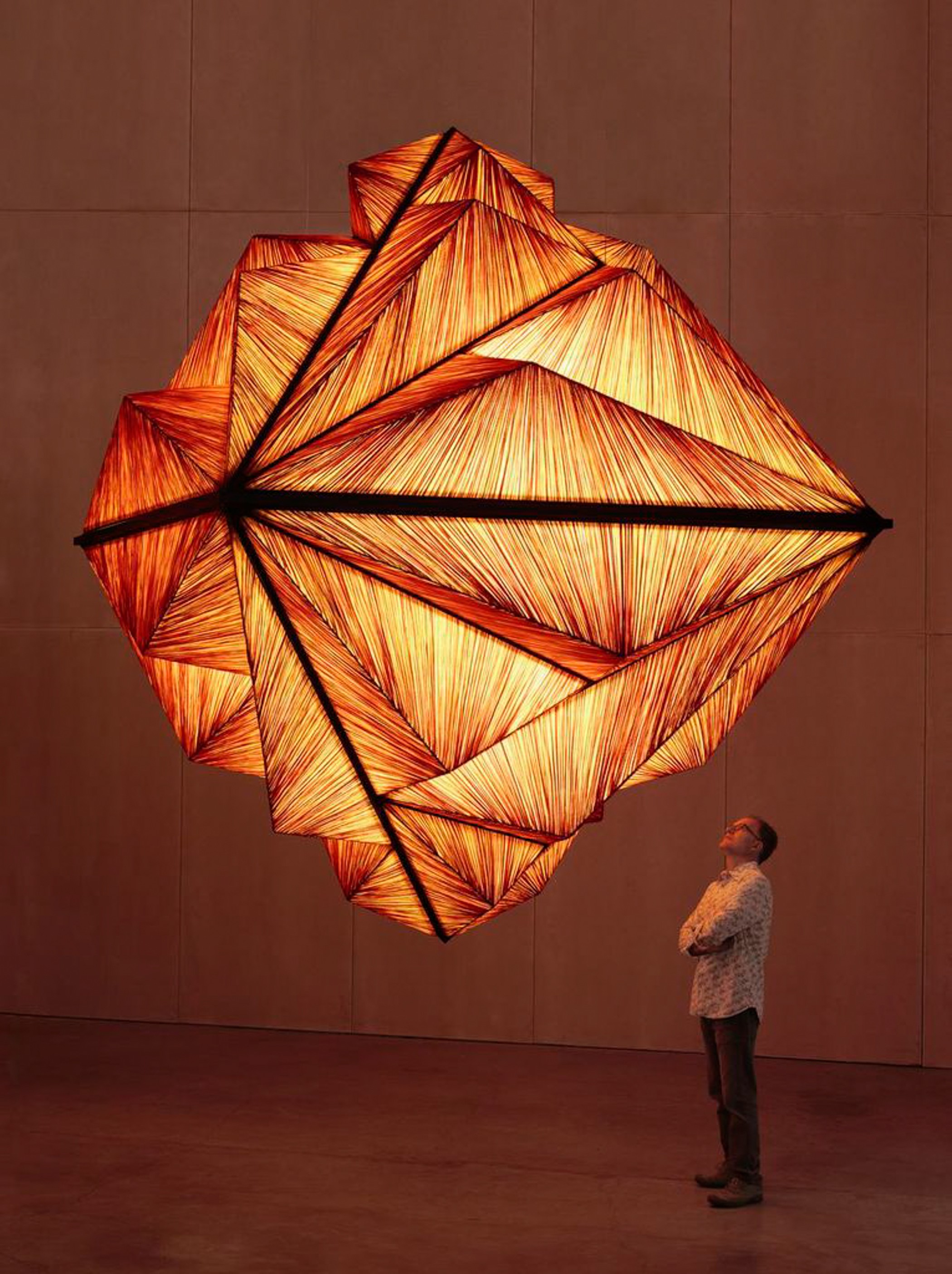 Pyramid Lighting Sculpture por Aqua Gallery | Archello