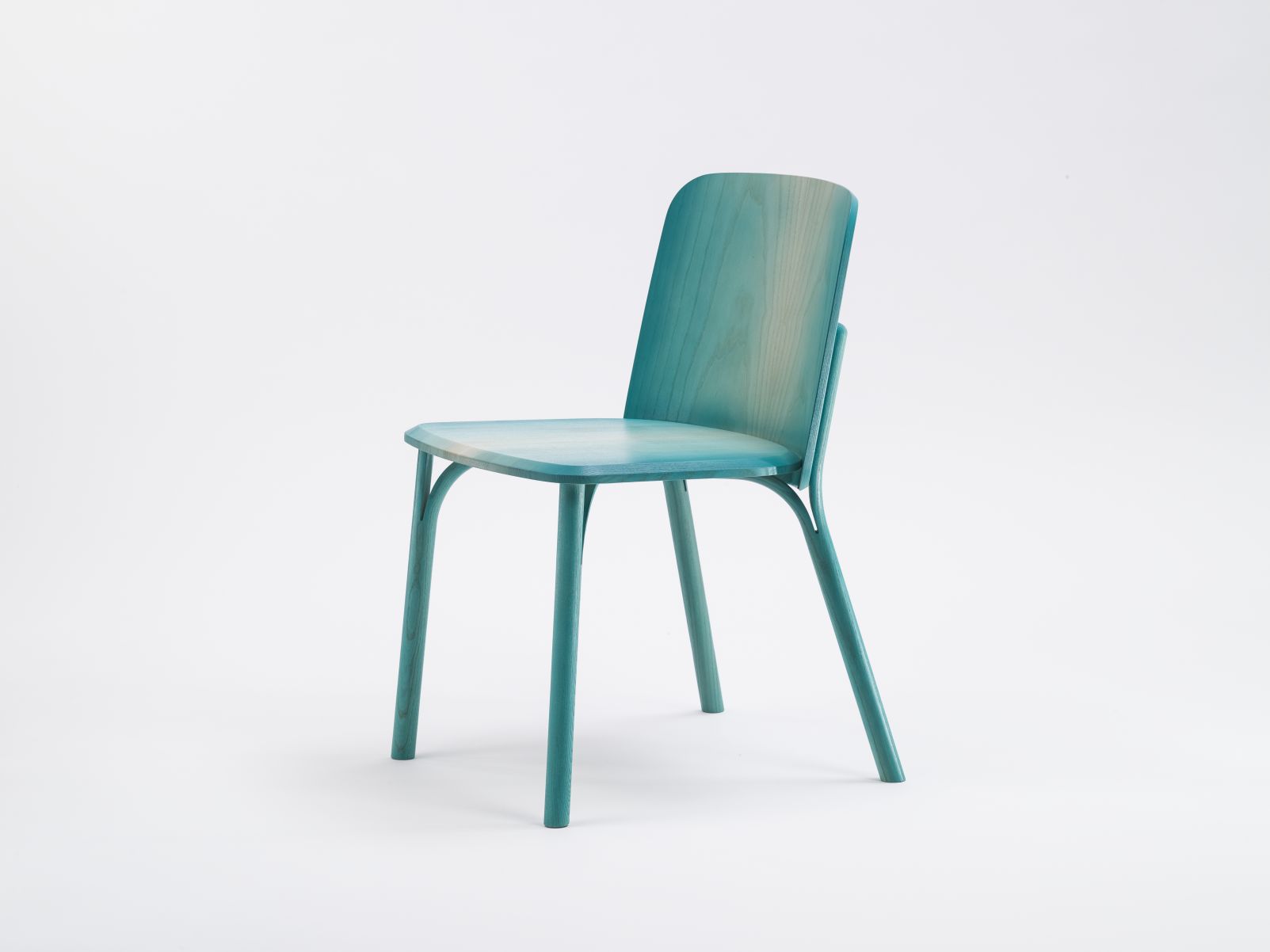 TON Czechia による Split chair | Archello