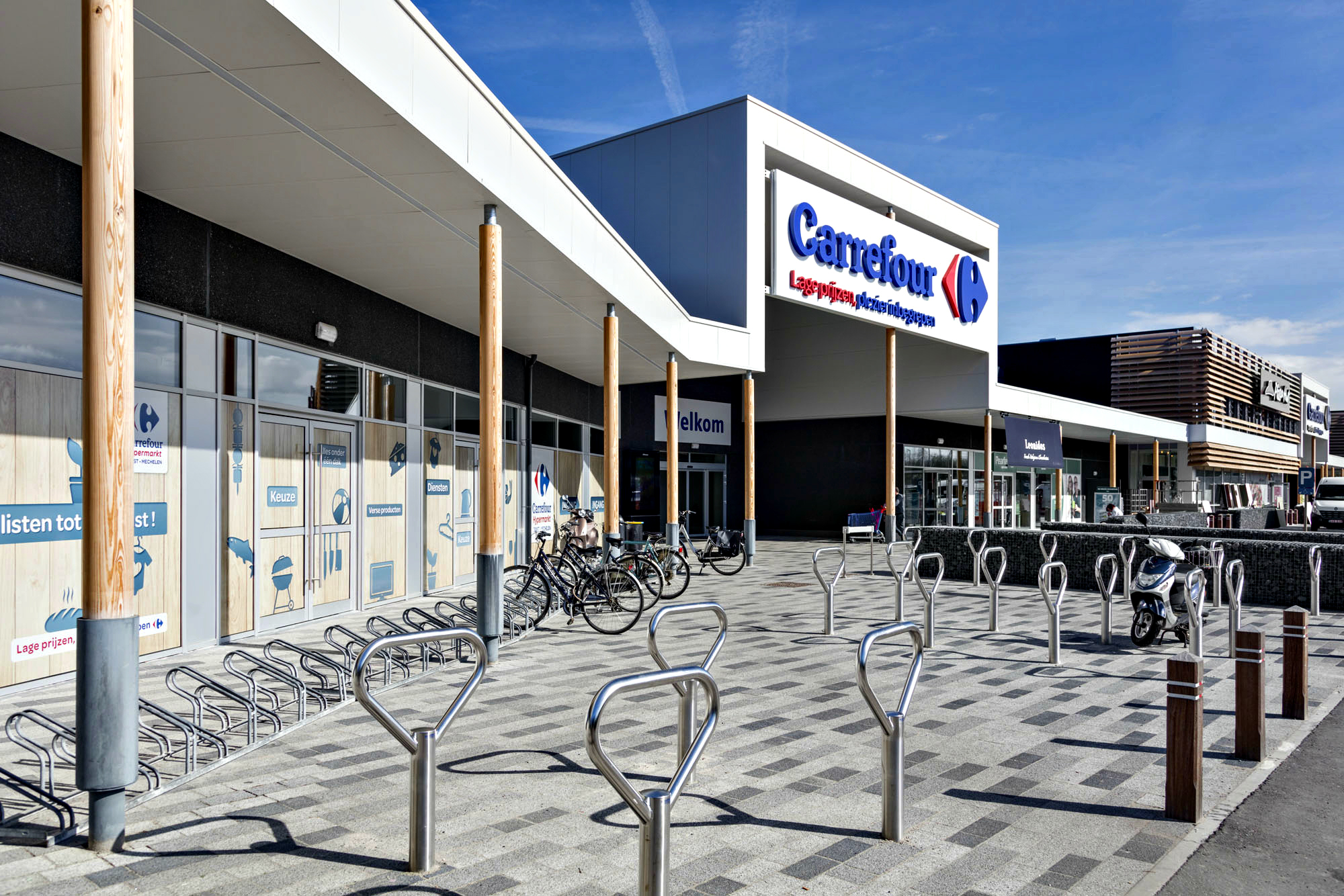 Round wood columns by PEETERS JEF | Archello