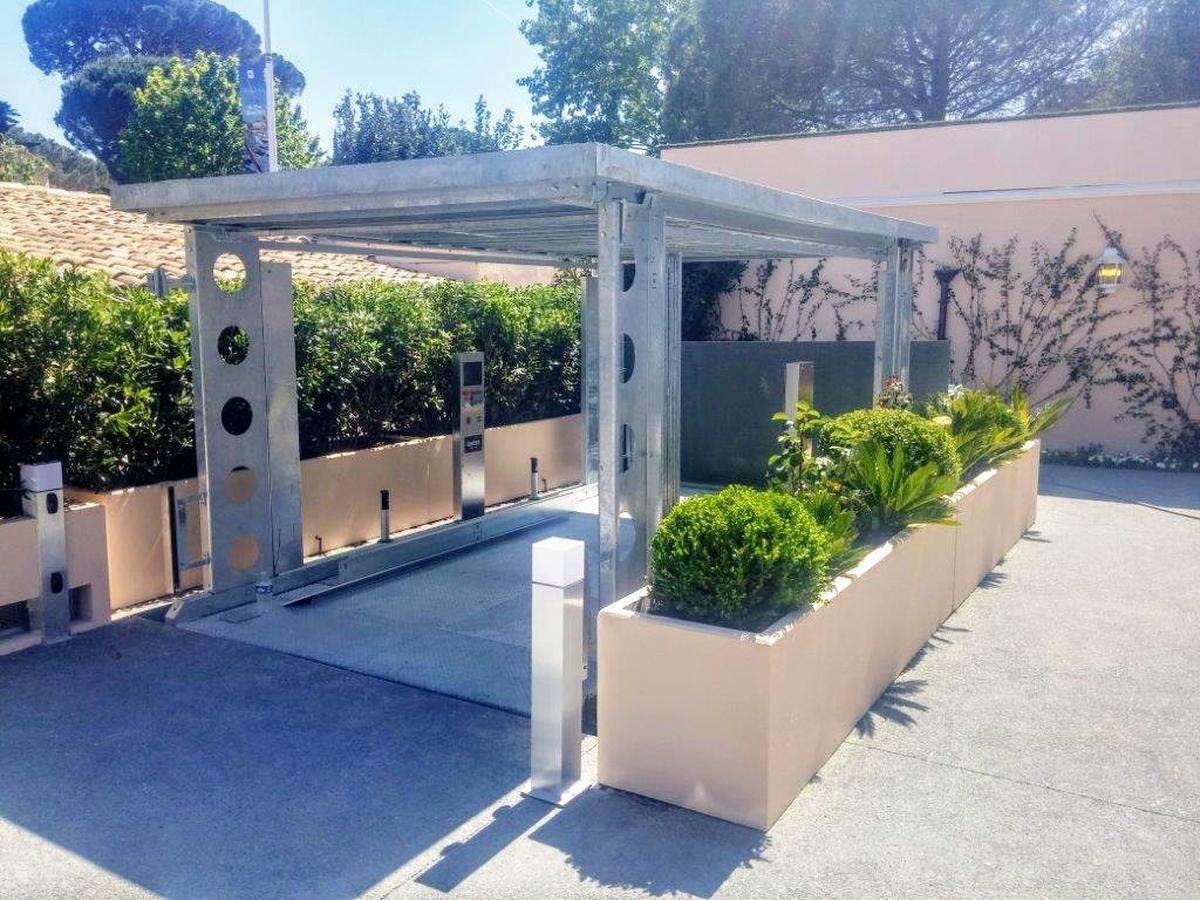 CAR LIFT INSTALLED IN THE SMALL AND VIBRANT VILLA | IdealPark | Archello