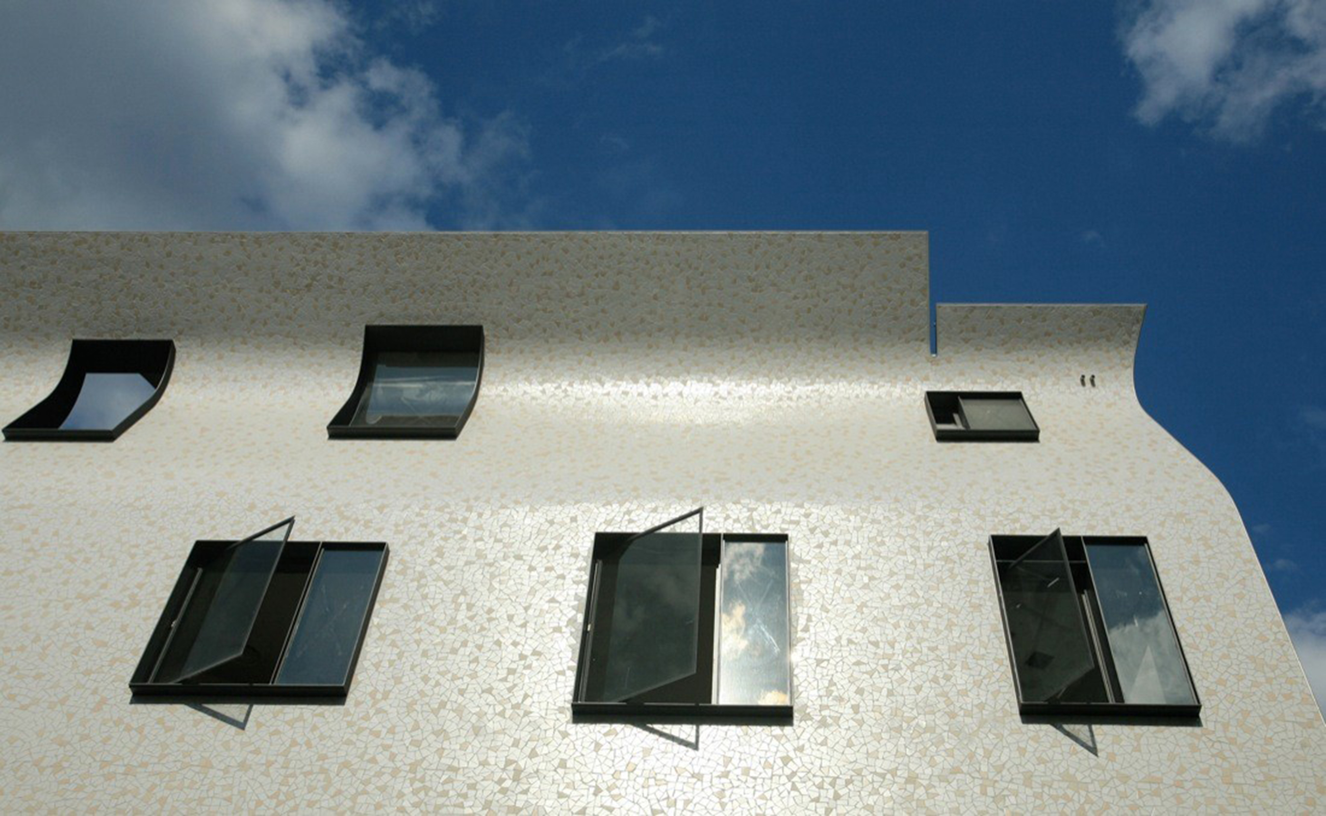 Mottled of colors por Trencadis | Archello