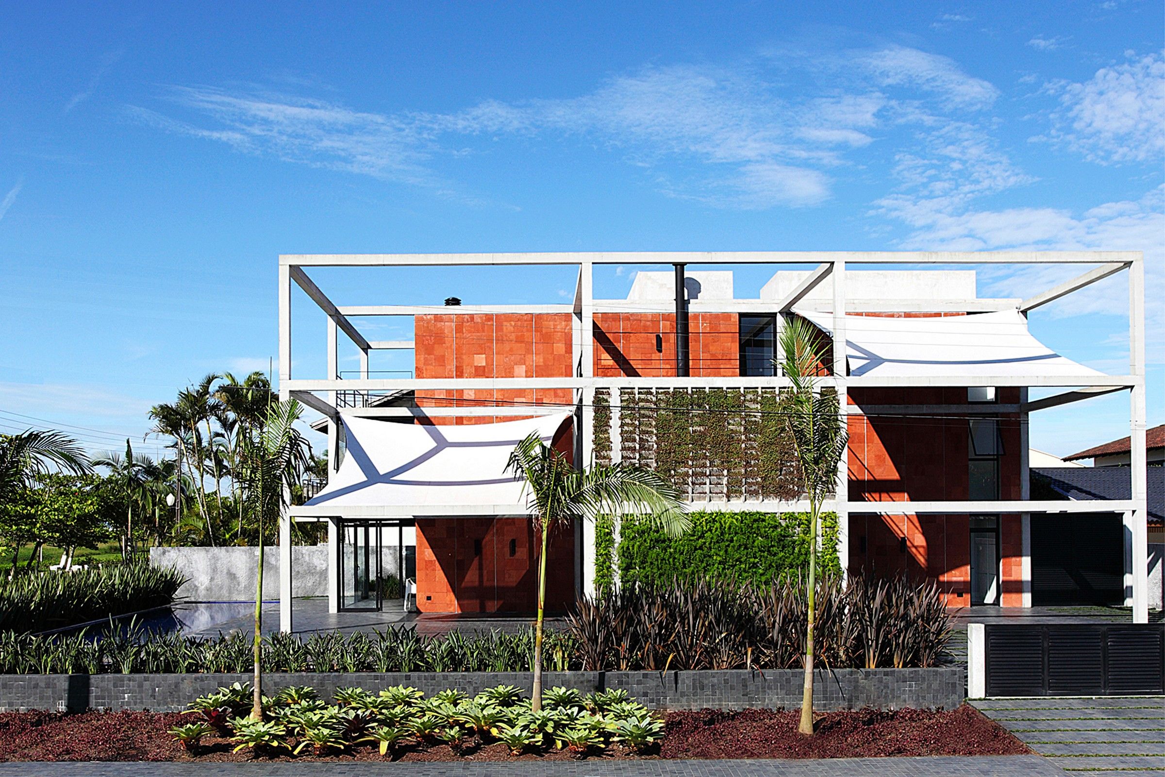 MB House | Marcos Bertoldi Arquitetos | Archello