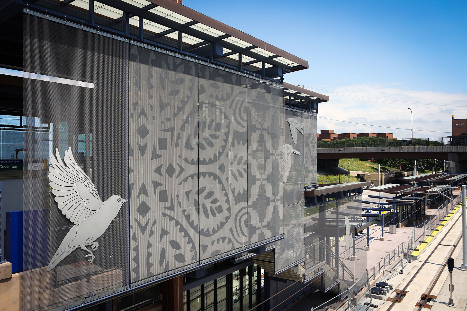 COLOUR AND SURFACE METAL FABRIC por Finsa Arquitectura | Archello