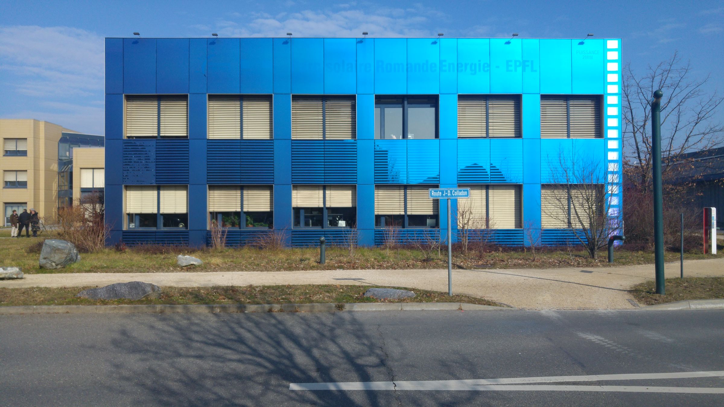 Kromatix colored photovoltaic panel van SwissINSO | Archello