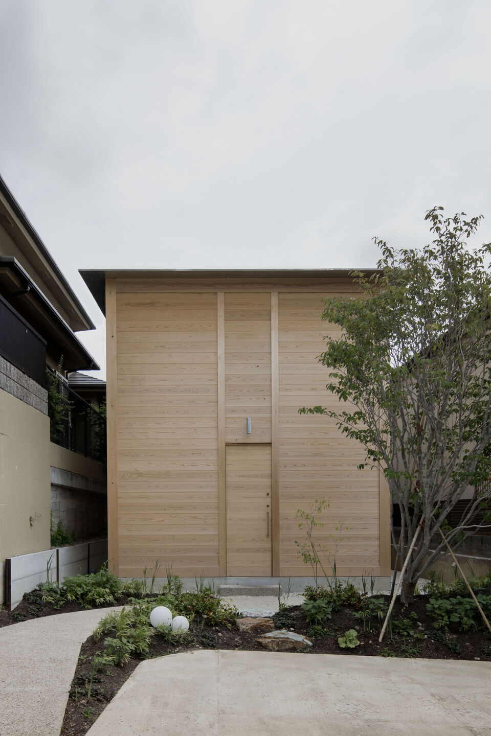 Uno Tomaoki Architects design a windowless house for healing and ...