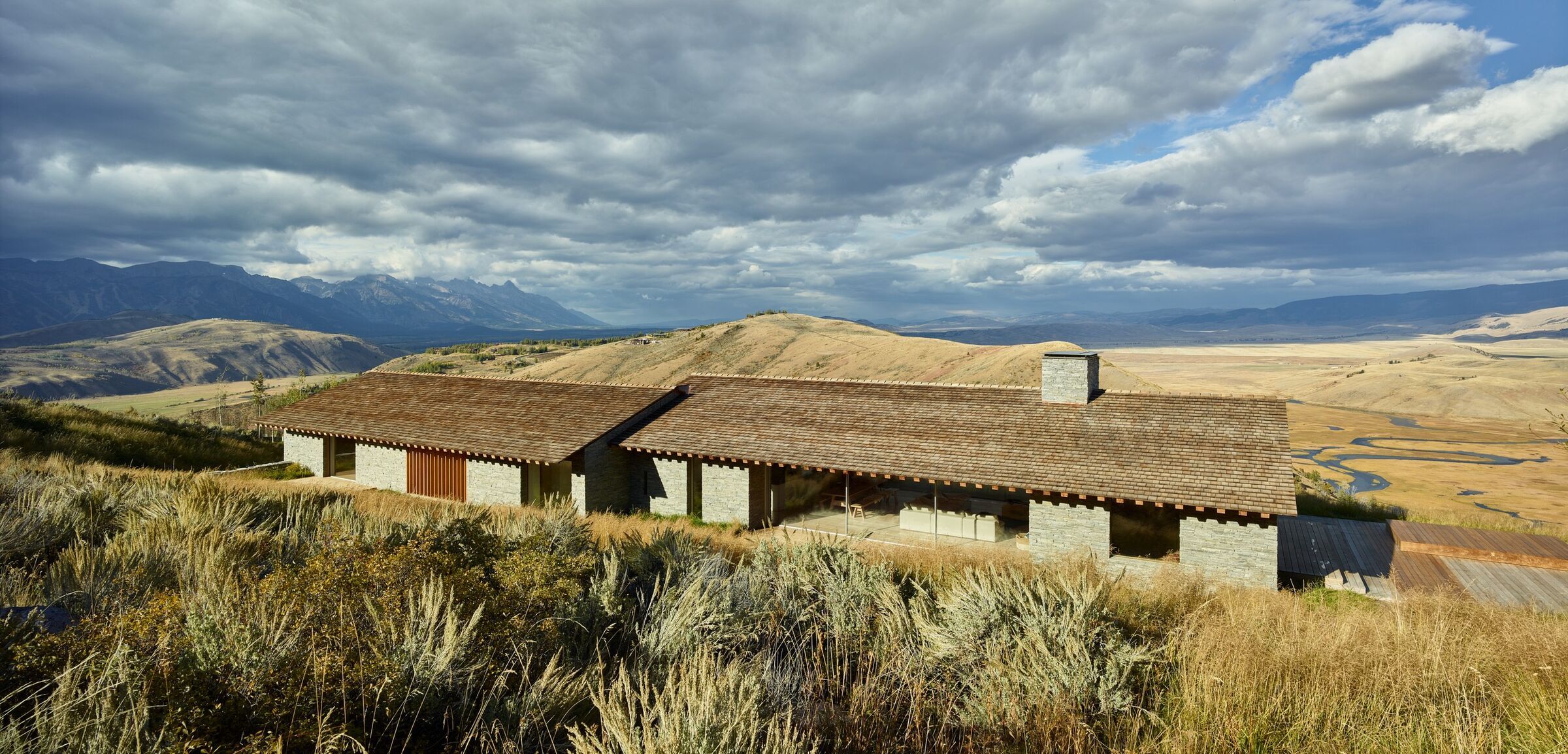 Long and low Wyoming house draws from worldly inspirations | Archello
