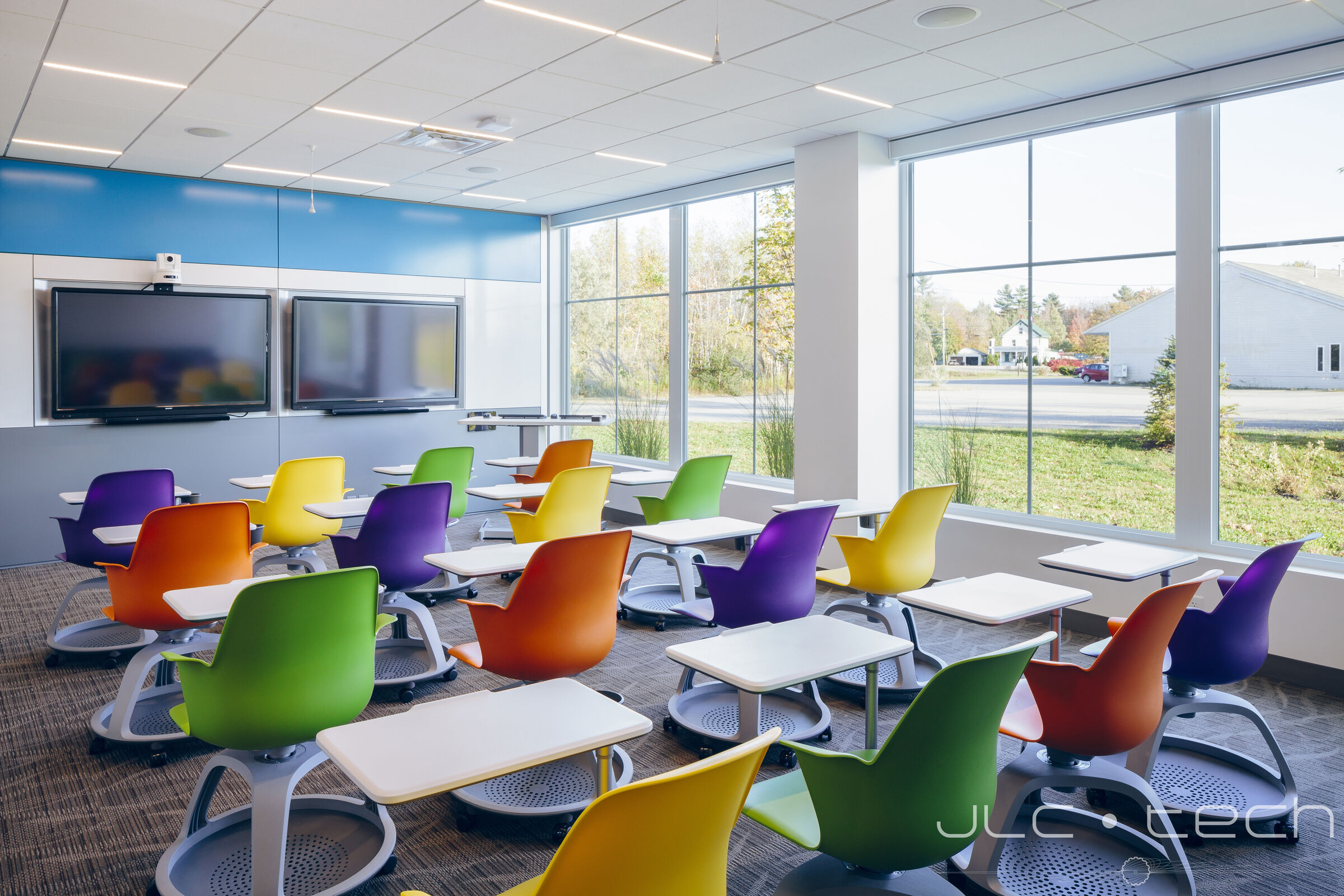 Town & Country FCU | JLC-Tech | Linear LED Lighting | Archello