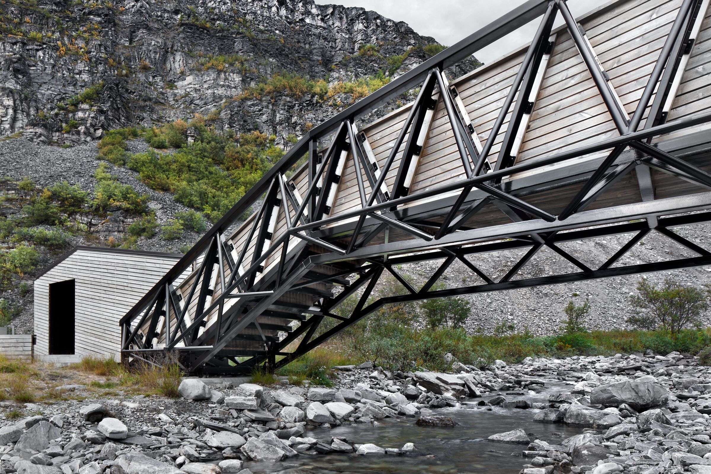 Rest area with footbridge | Pushak | Archello