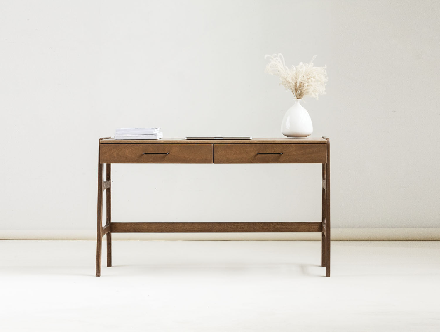 Desk mid century with drawers Frisk por Plywood Project | Archello