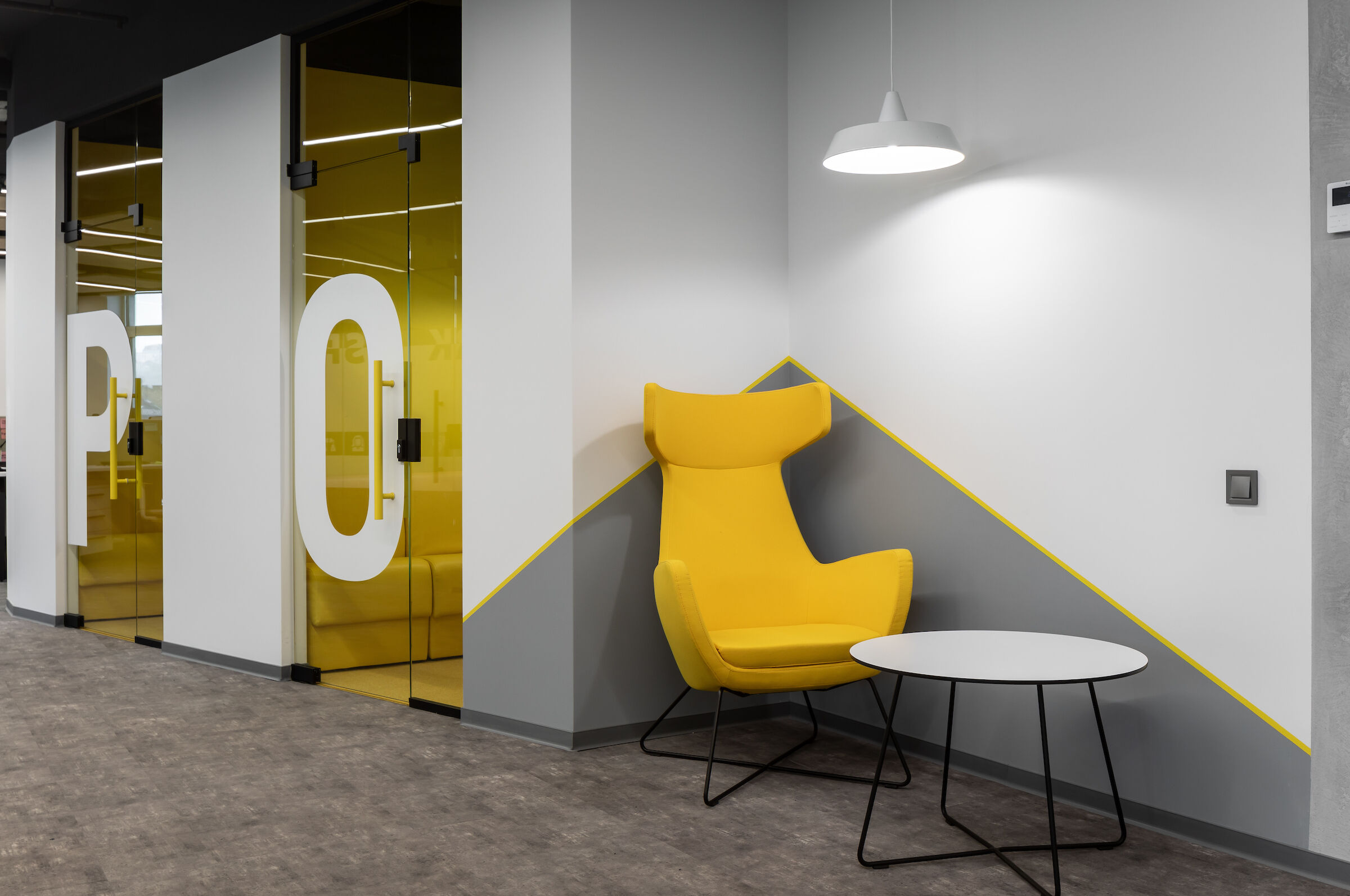 Gallery of Office RAIFFEISEN BANK AVAL | Partner Design | Media - 11