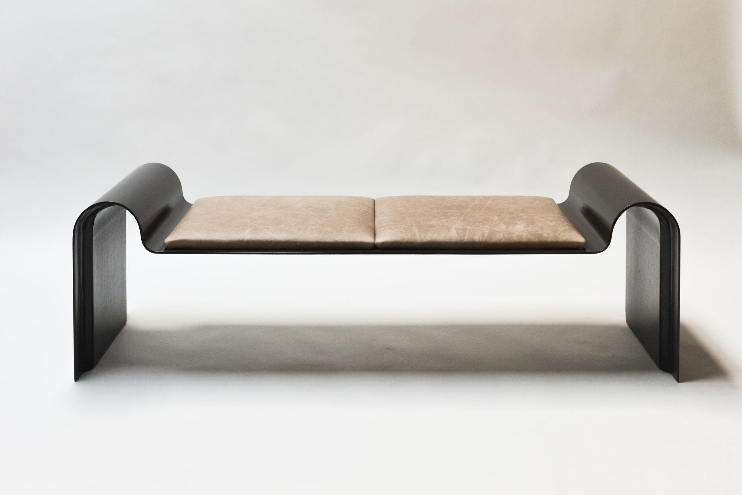 Monarch Bench por Asa Pingree | Archello