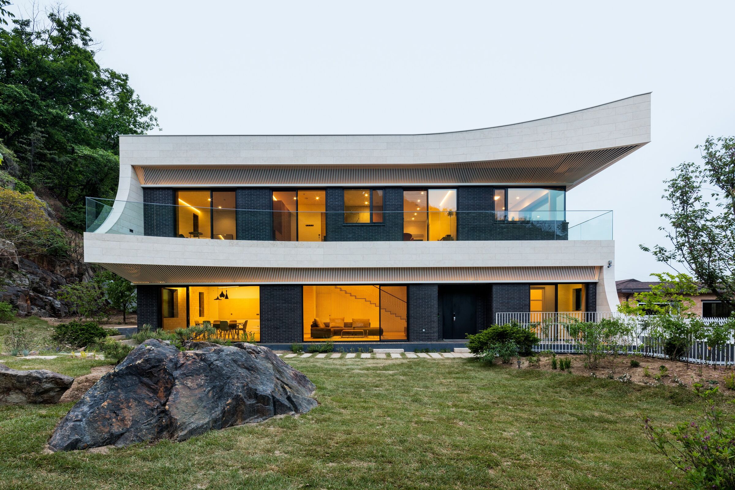 Gallery of Eaves House | JOHO Architecture | Media - 4