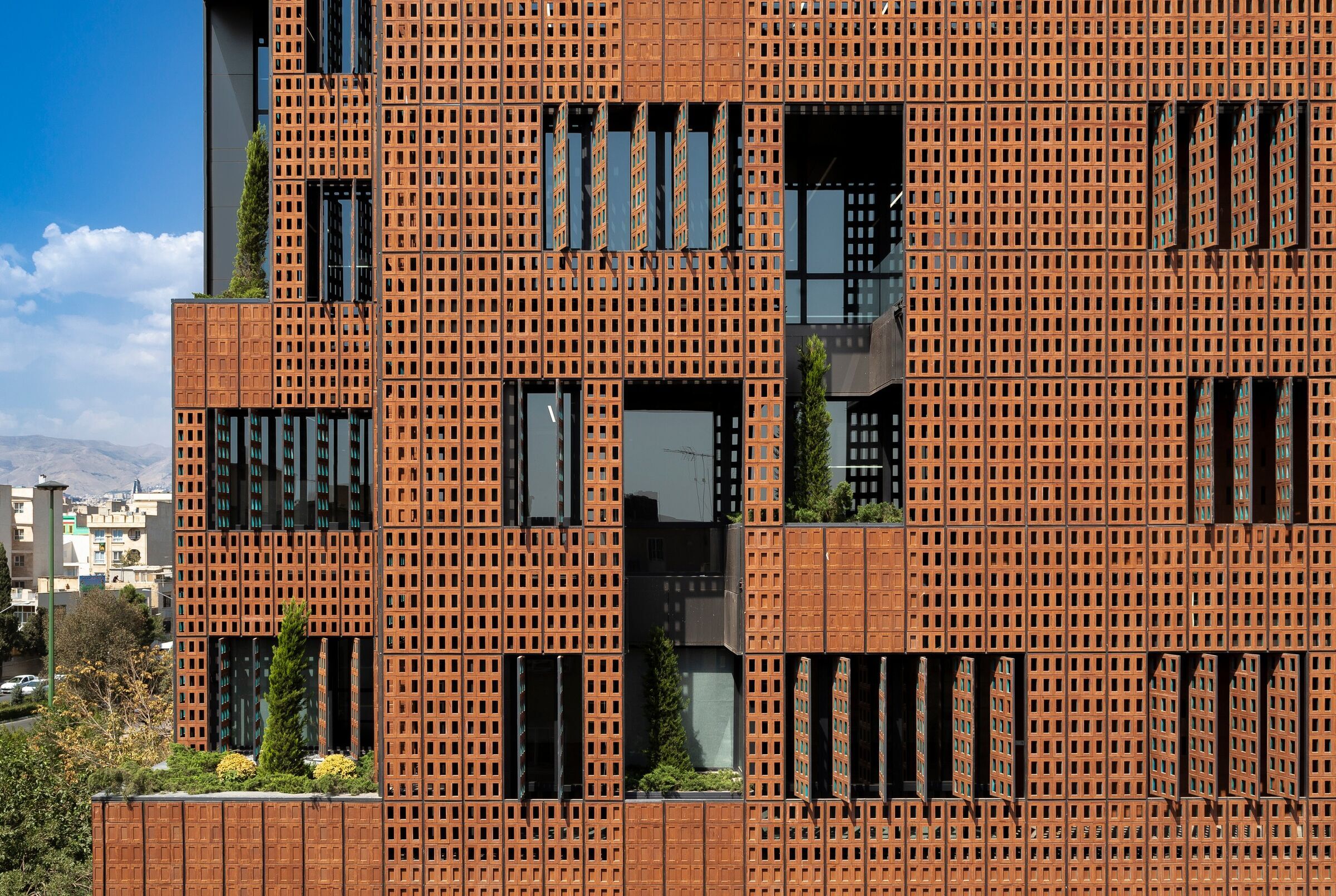 Façade for a new office building at Tehran’s Sharif University fades ...