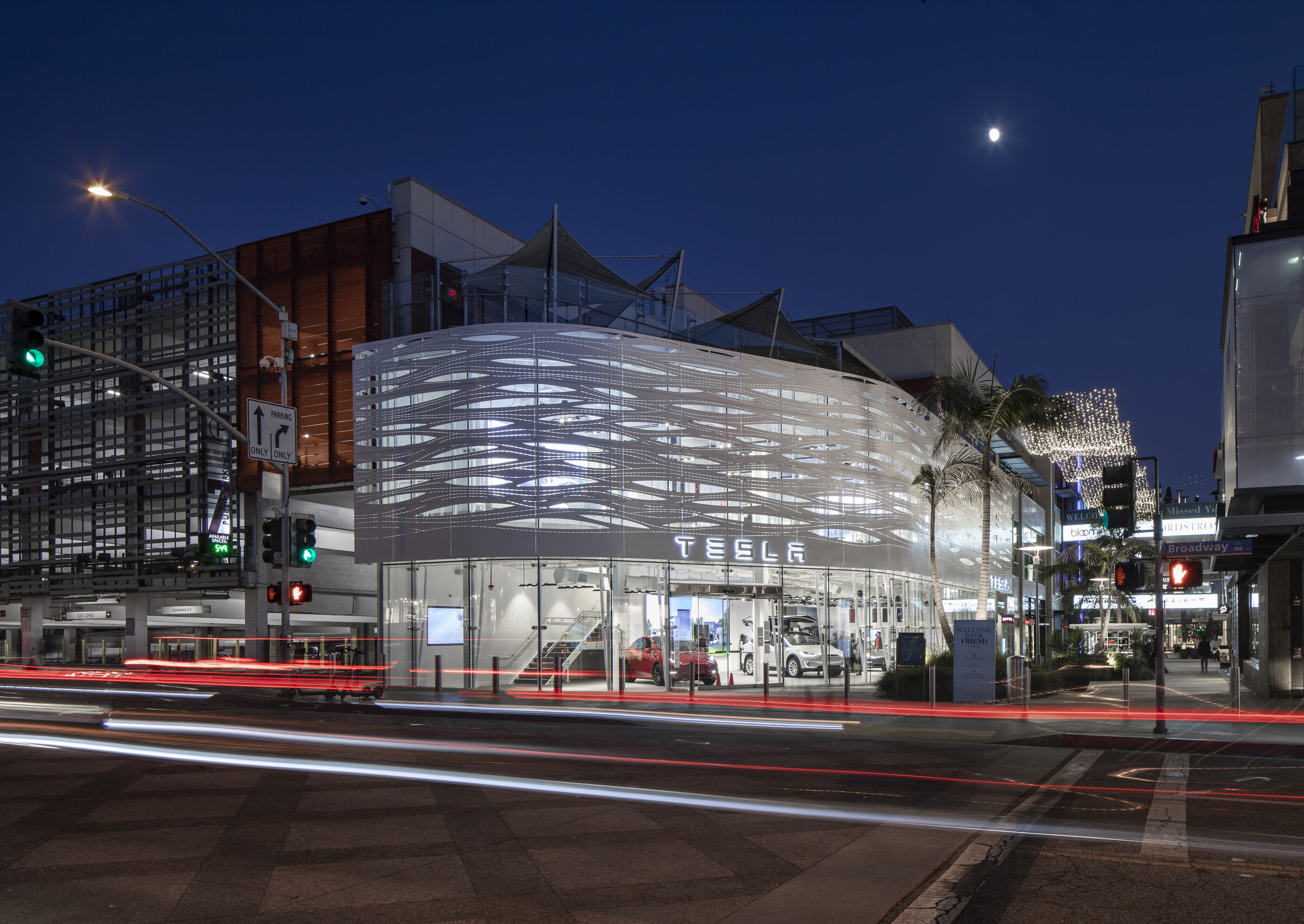 Tesla Showroom | Michael W. Folonis Architects | Archello