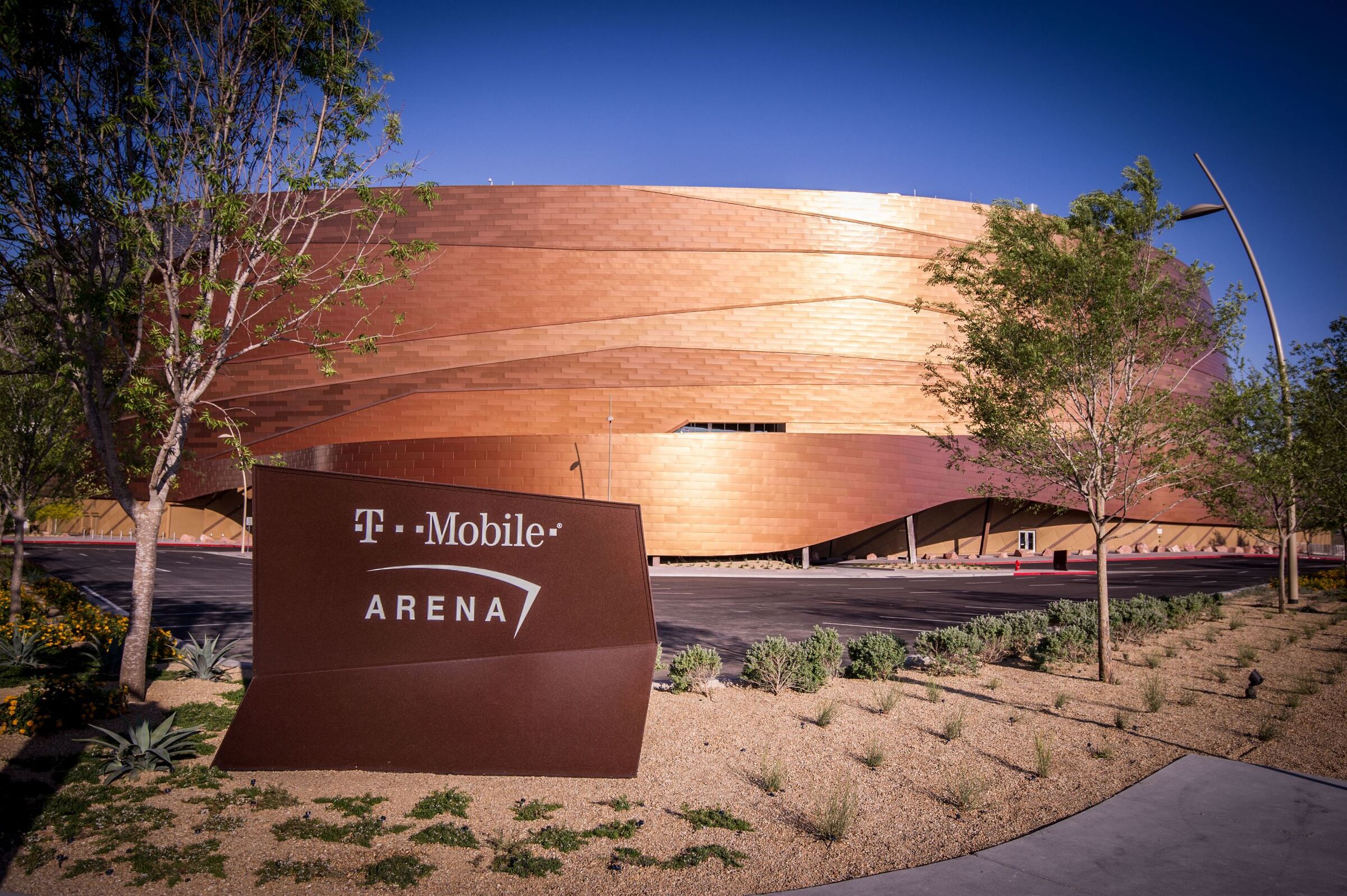 Gallery of T-Mobile Arena | Sherwin-Williams Coil Coatings | Médias - 4