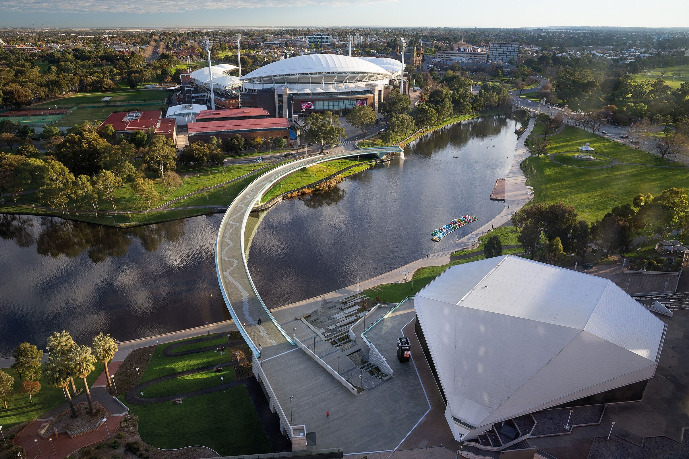 Riverbank Pedestrian Bridge, Adelaide | Tonkin Zulaikha Greer | Archello