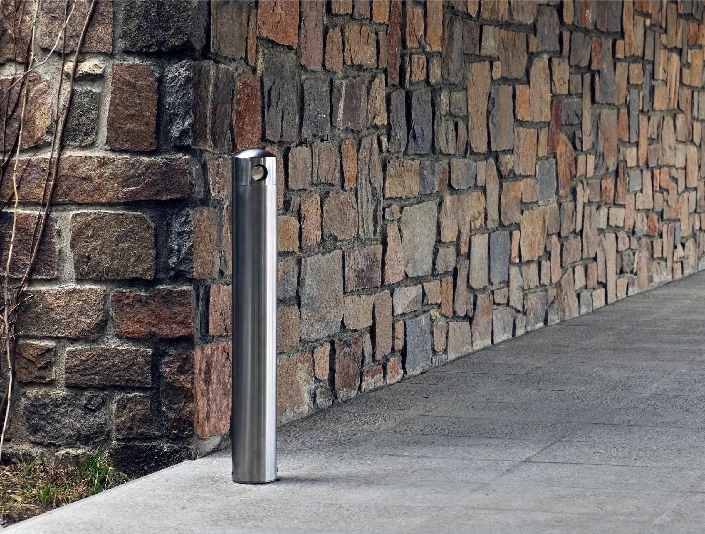 Landscape Forms による Humo Ash Urn | Archello