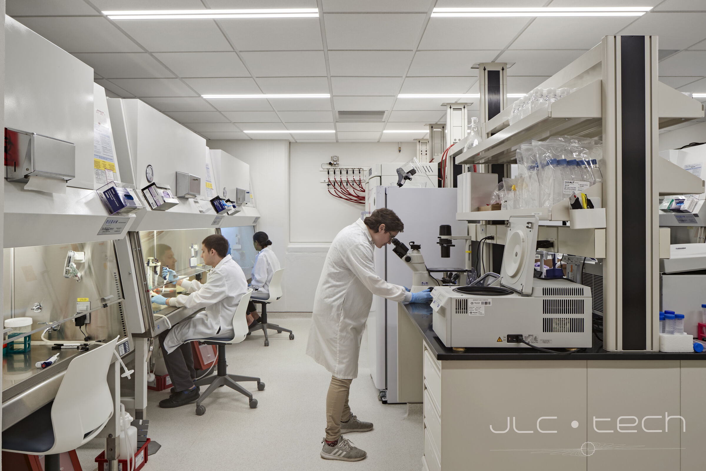 Discover Linear lighting Industrial Design Ideas and Pictures | Archello