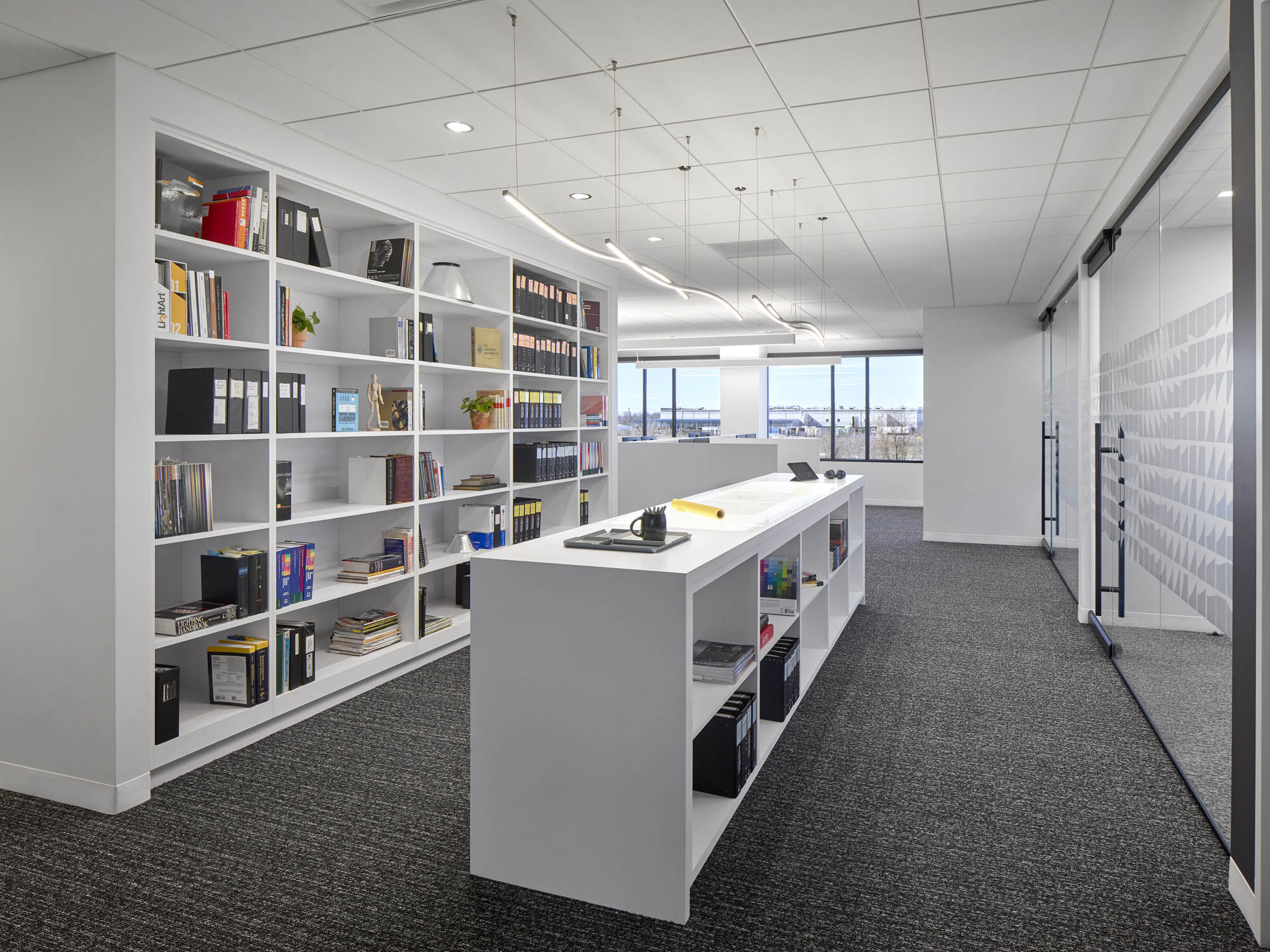 Discover Linear lighting Offices Design Ideas and Pictures | Archello