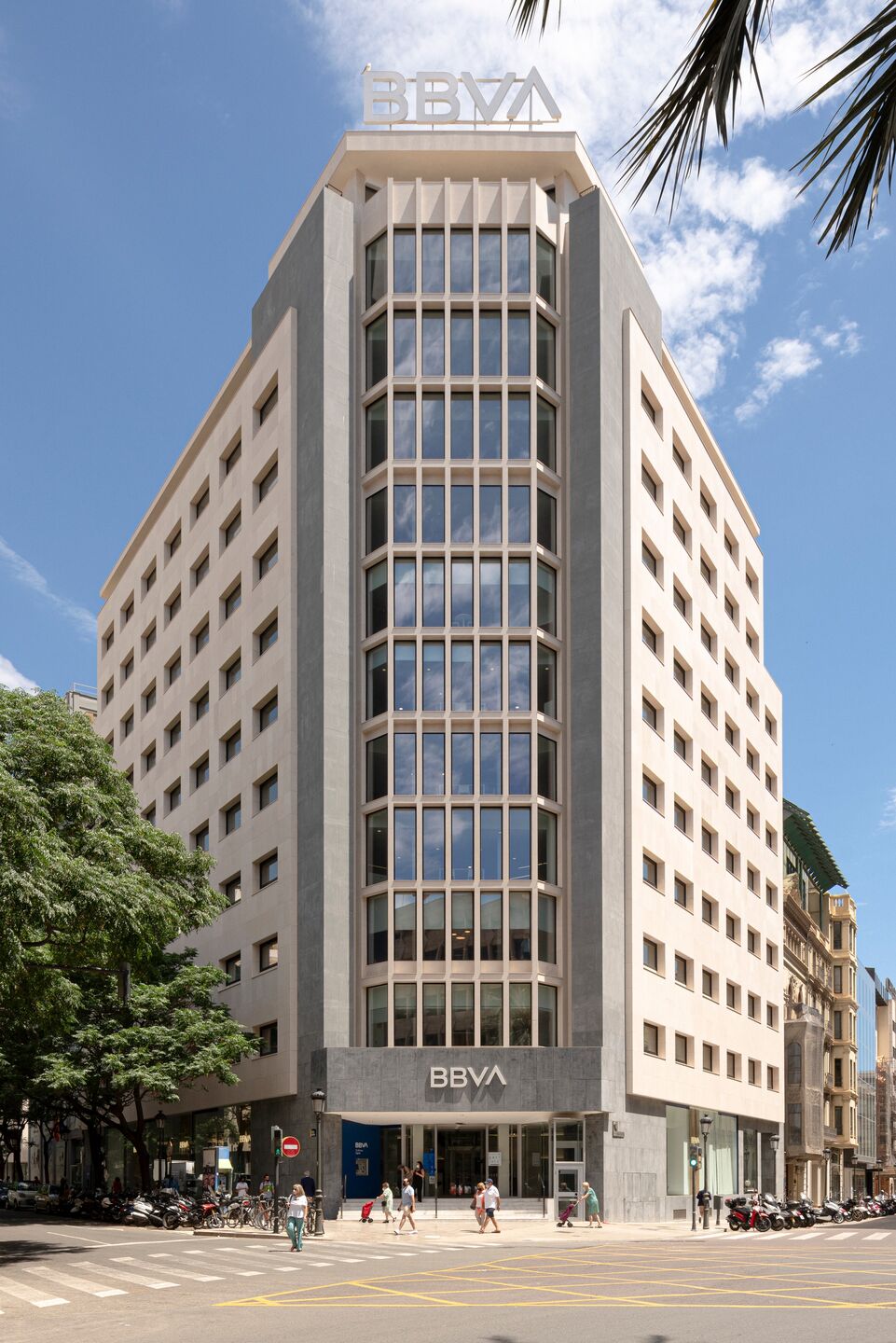 Gallery of BBVA's bank headquarters | Miriam Castells Studio | Media - 3