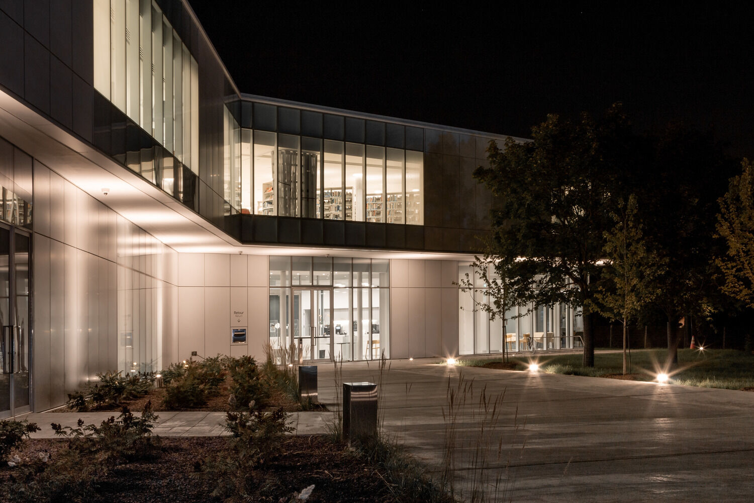 Gallery of Pierrefonds Public Library | Chevalier Morales | Media - 4