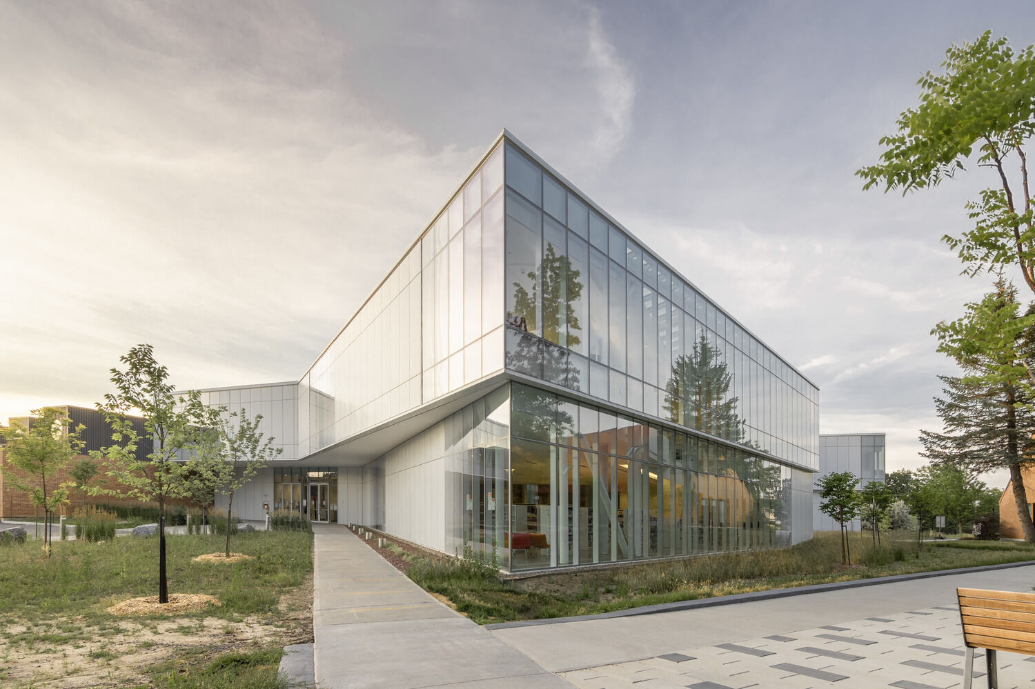 Gallery of Pierrefonds Public Library | Chevalier Morales | Media - 1