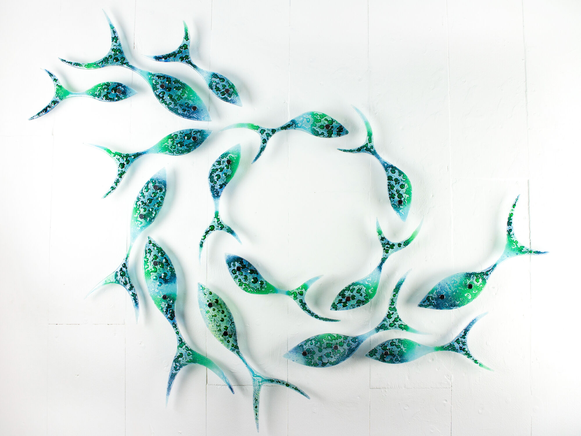 Shoaling Fish Installation by Jo Downs Glass design | Archello
