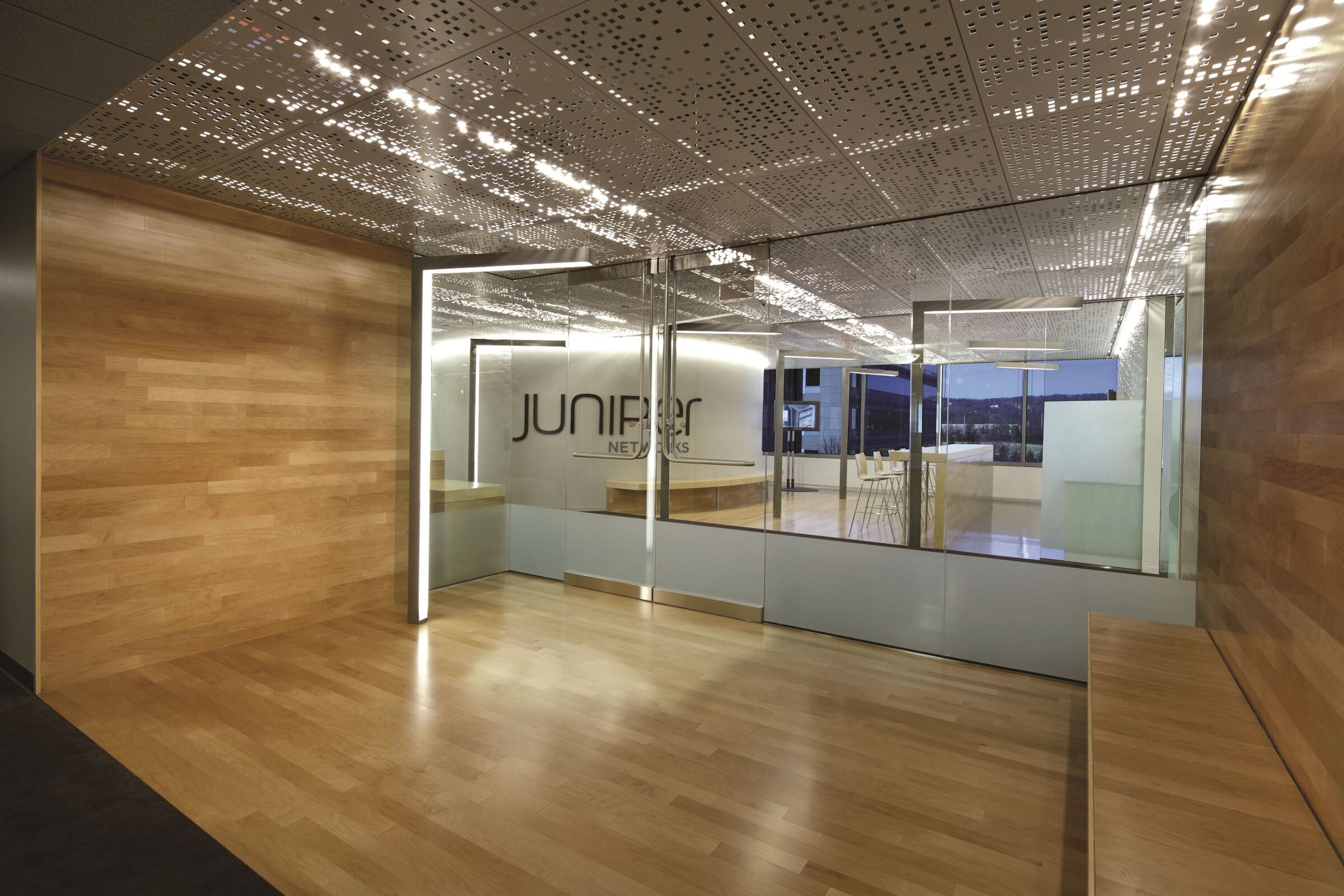 USG Celebration™ Snap-In Metal Panels nach USG Corporation | Archello