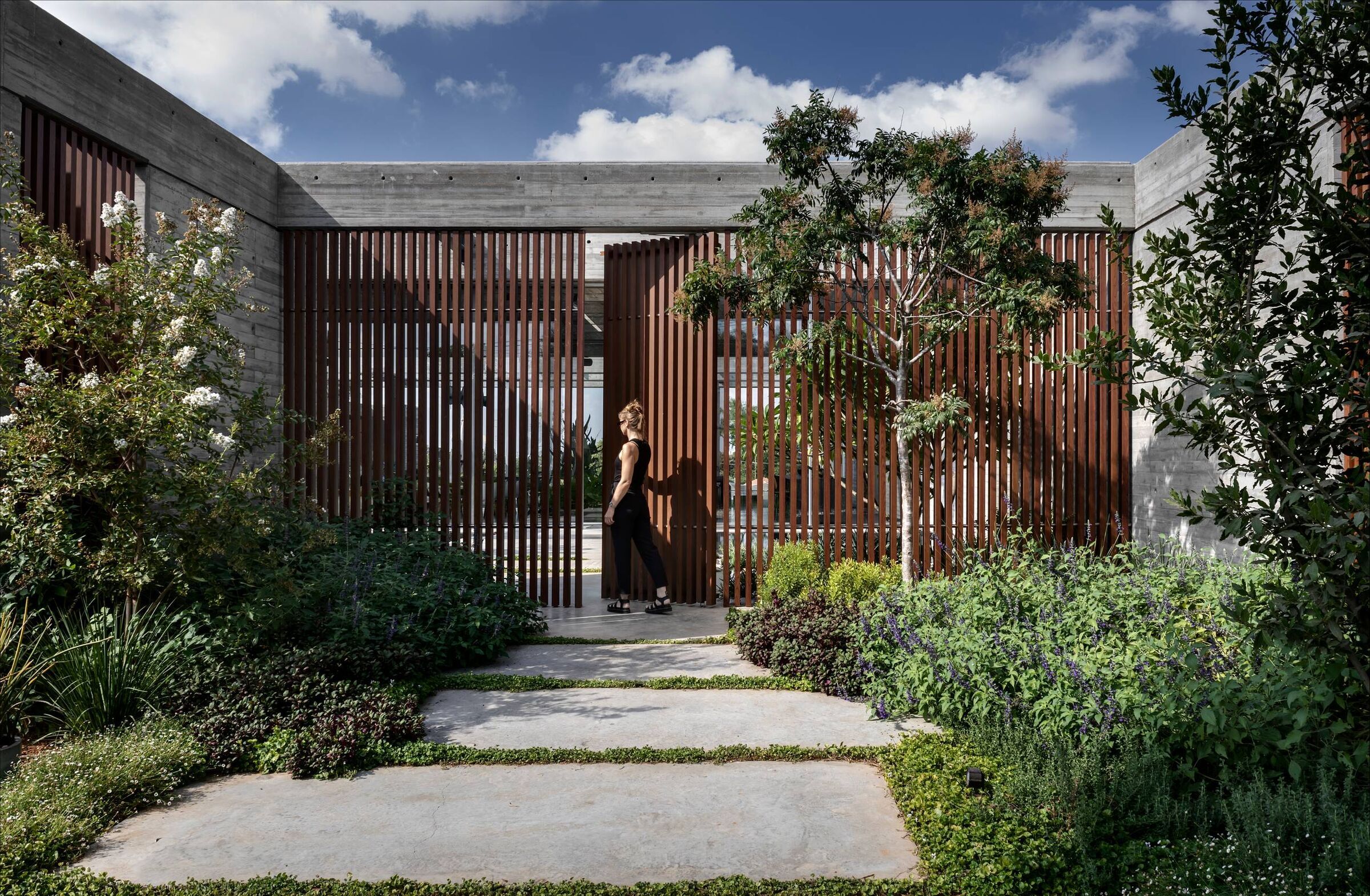 Cloistered, intricate home by Israelevitz Architects celebrates the ...