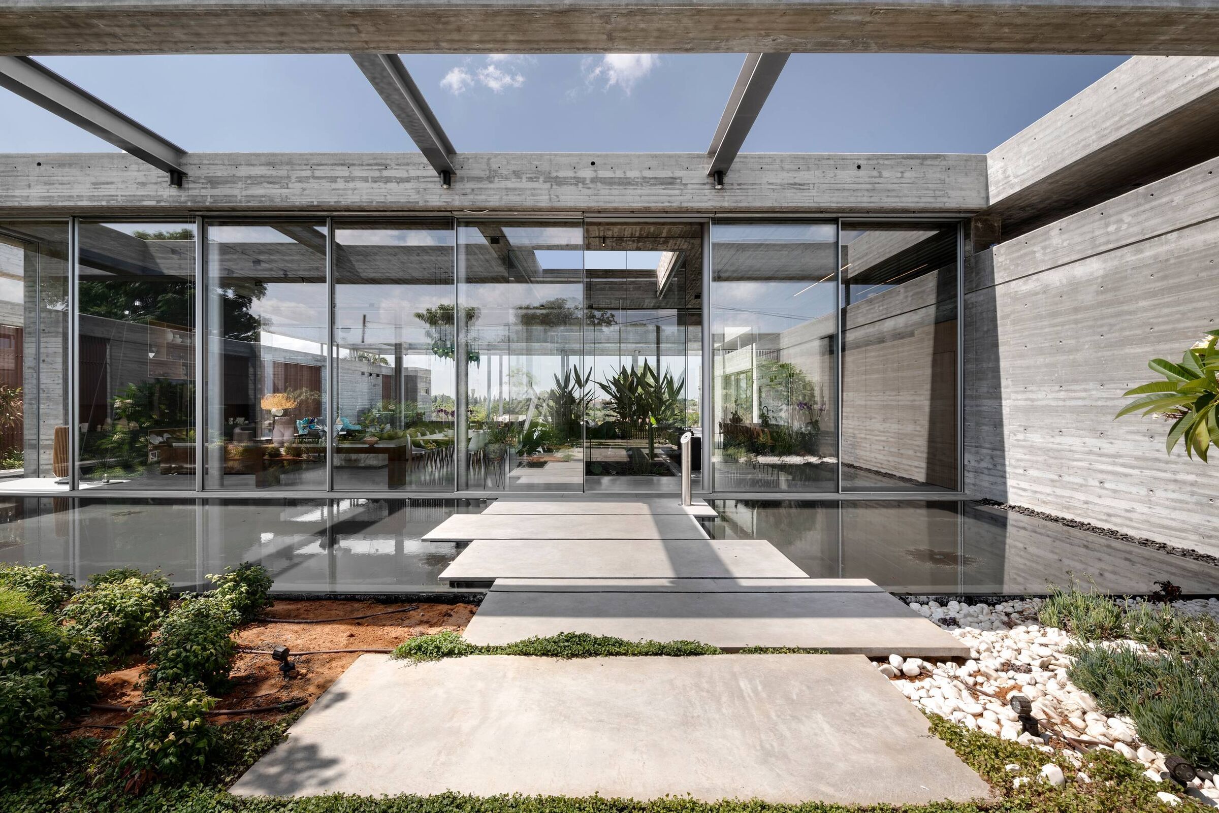 Cloistered, intricate home by Israelevitz Architects celebrates the ...