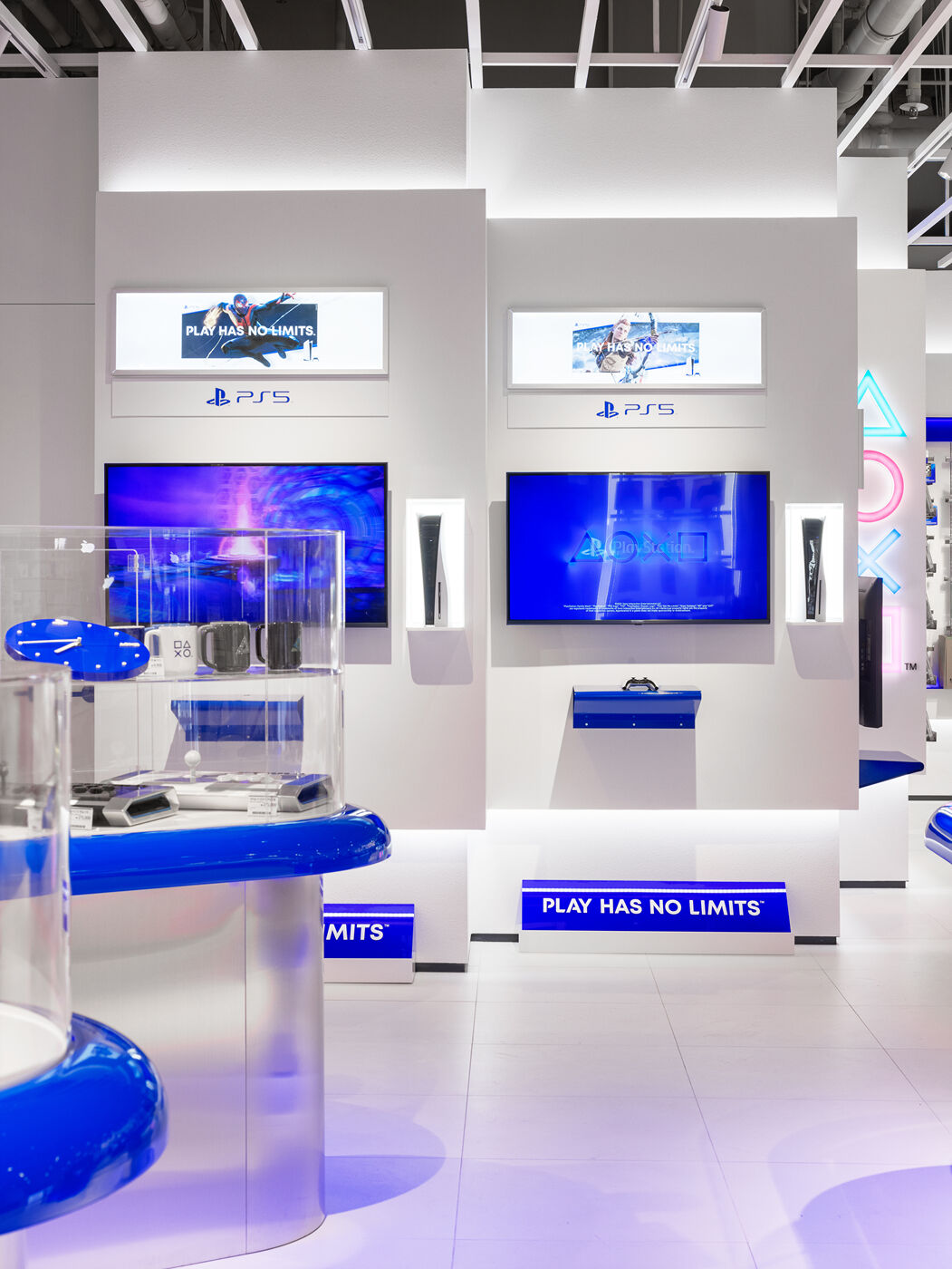 Gallery of PlayStation New Store | STUDIO IMA | Media - 6