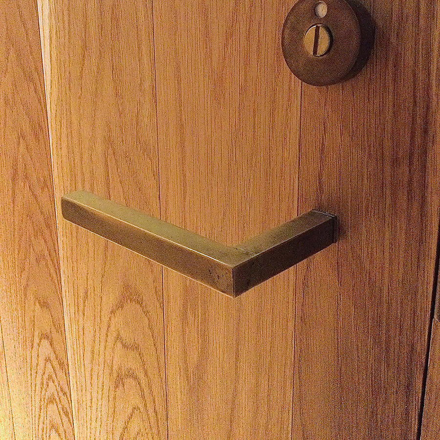 Tomoaki Uno Architects による TULH-02 BRASS LEVER HANDLE | Archello