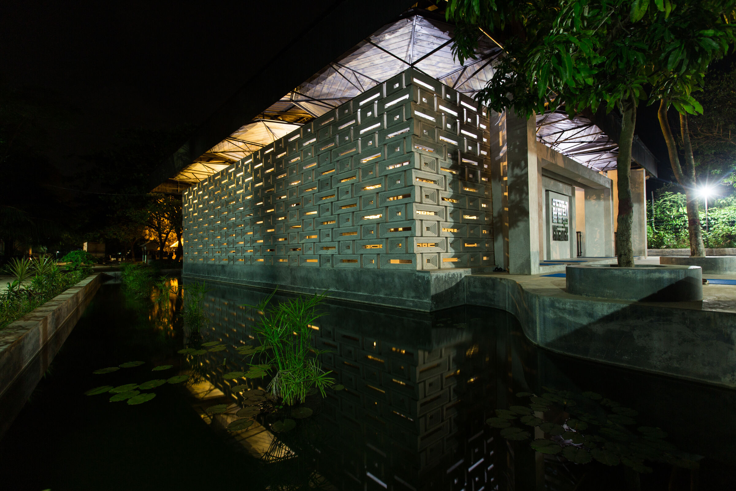 Amber Denim Mosque | Archeground | Archello